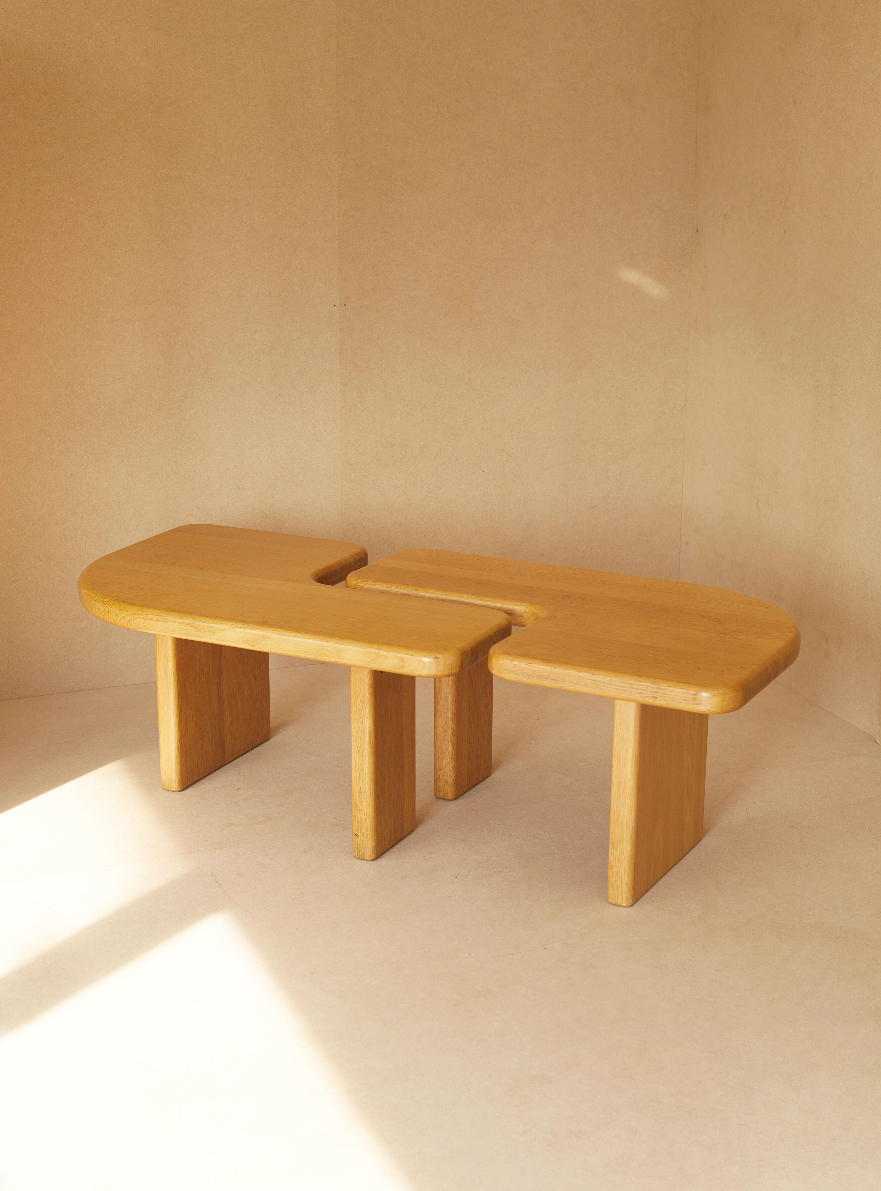 Paire de tables basses Twin par Redureau en chêne massif circa 1980 ...