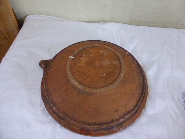 Plat creux en terre cuite vernissée ancienne, jatte avec bec verseur ...