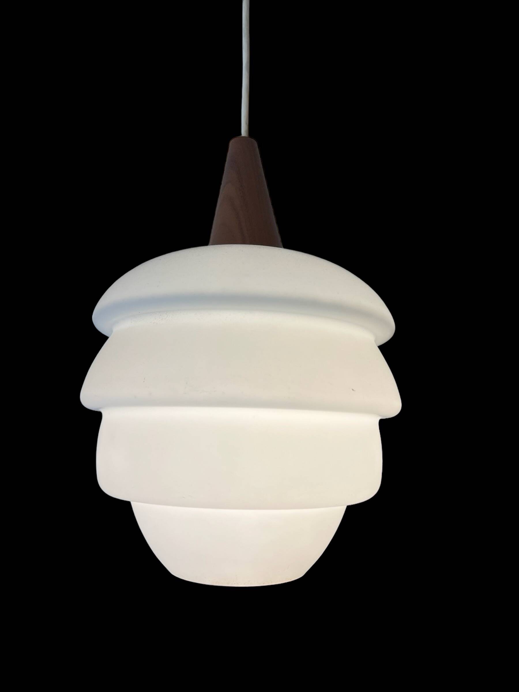Suspension teck et opaline Louis Kalff | Selency