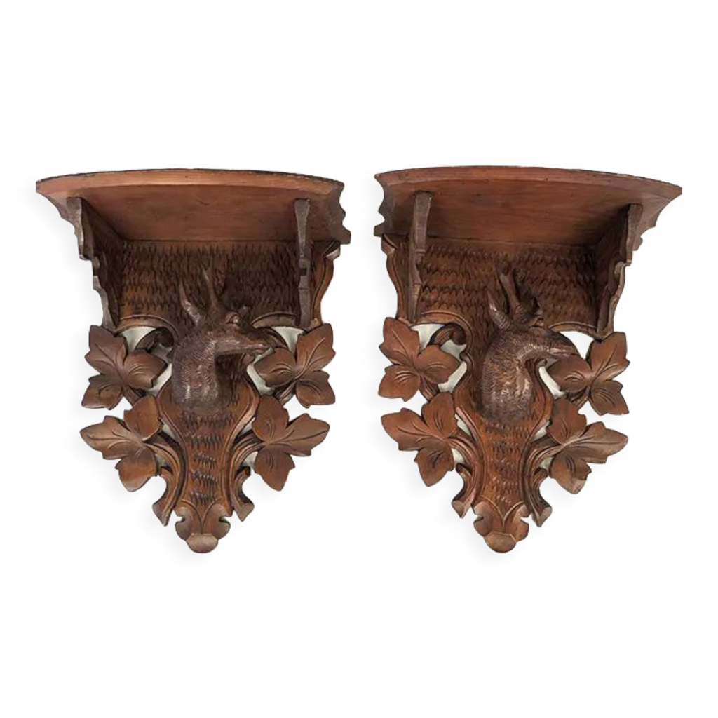 Paire de consoles murales en bois sculpté à décor d’une tête de cerf ...