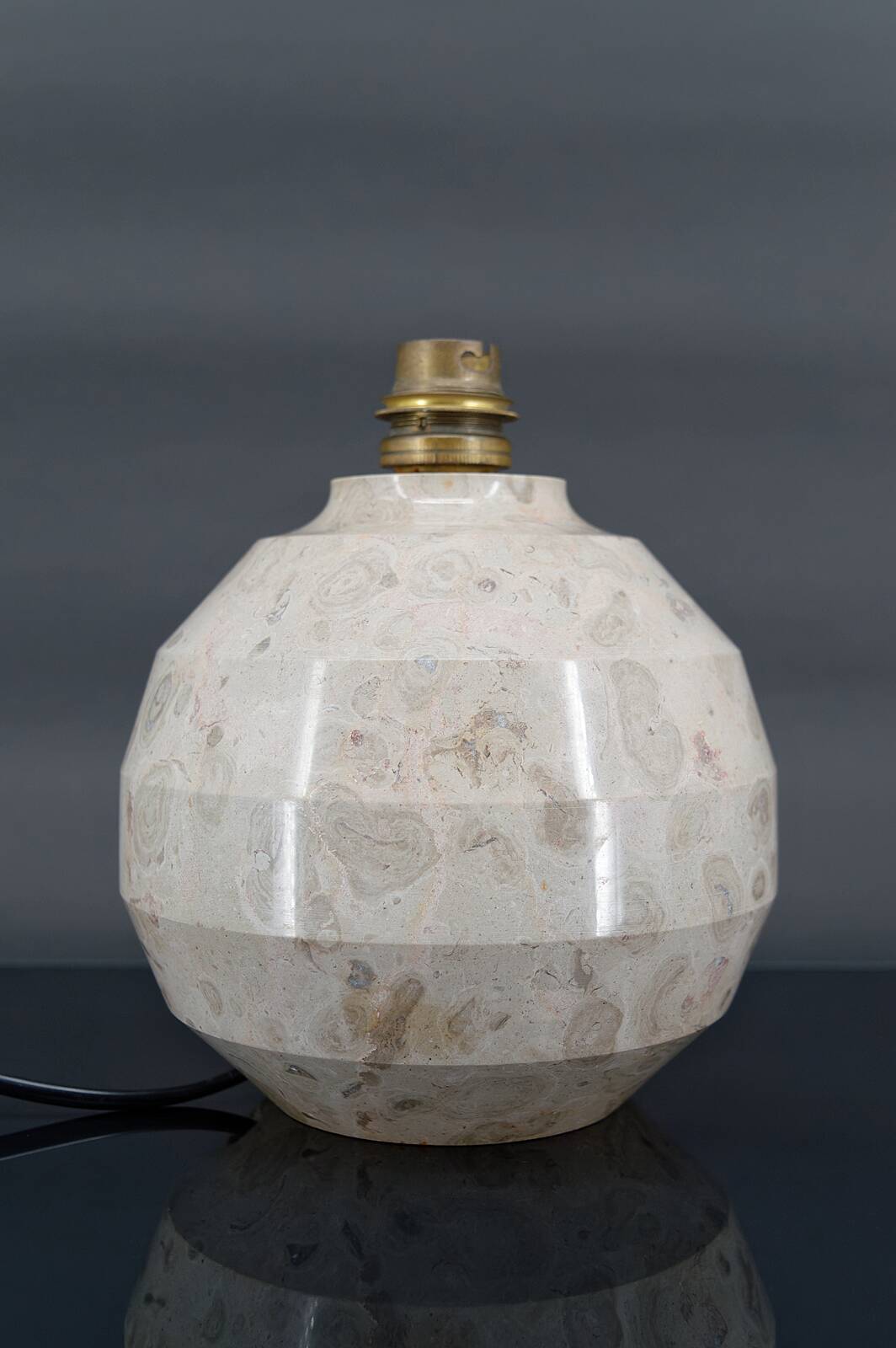 Lampe boule Art Deco moderniste en marbre sculpté, France, Circa 1930 ...