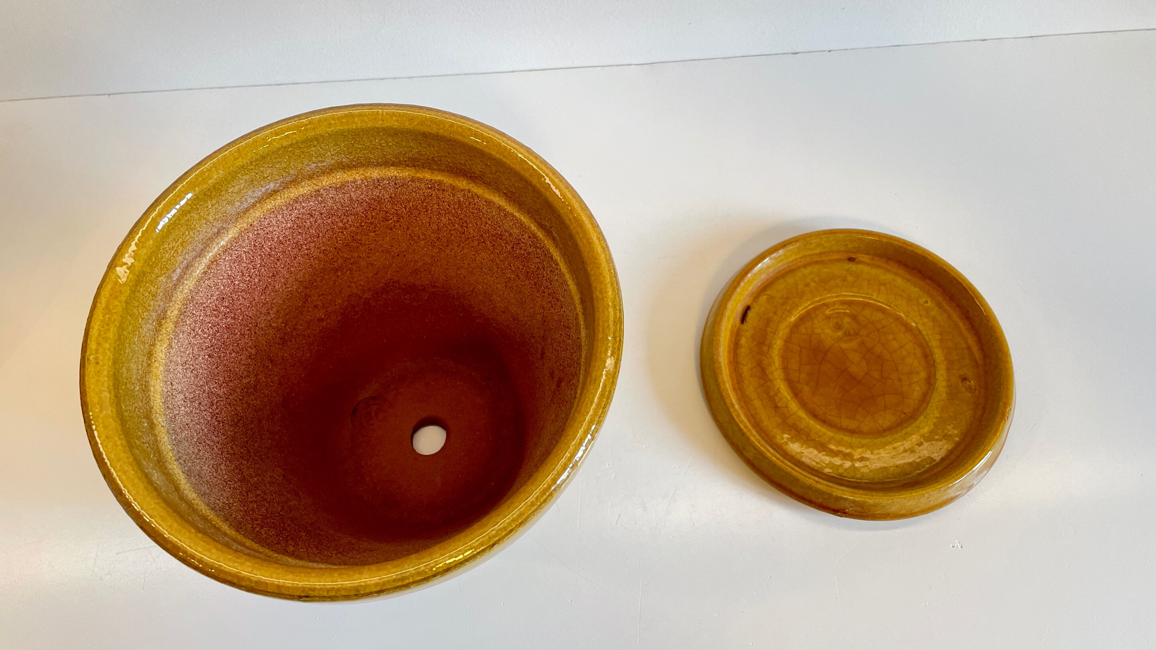 Pot à trou et sa soucoupe, poterie Clarous France | Selency