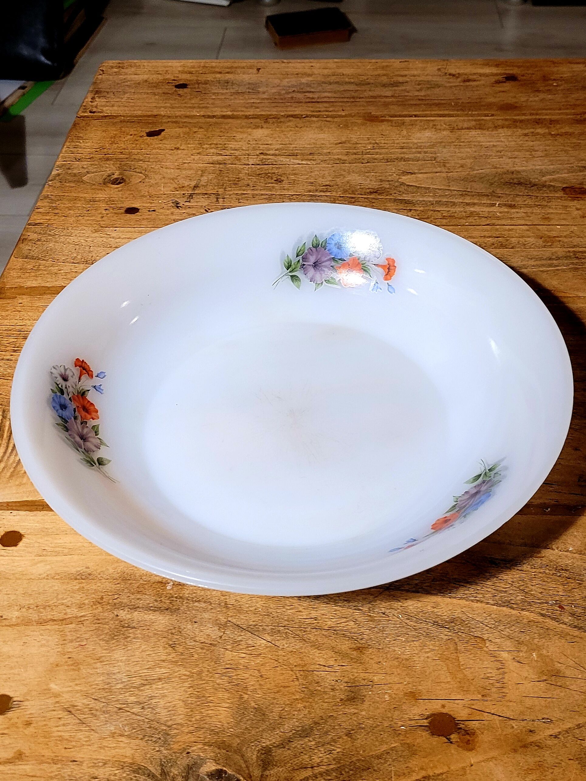 Plat rond creux Arcopal Fleurs de France vintage | Selency