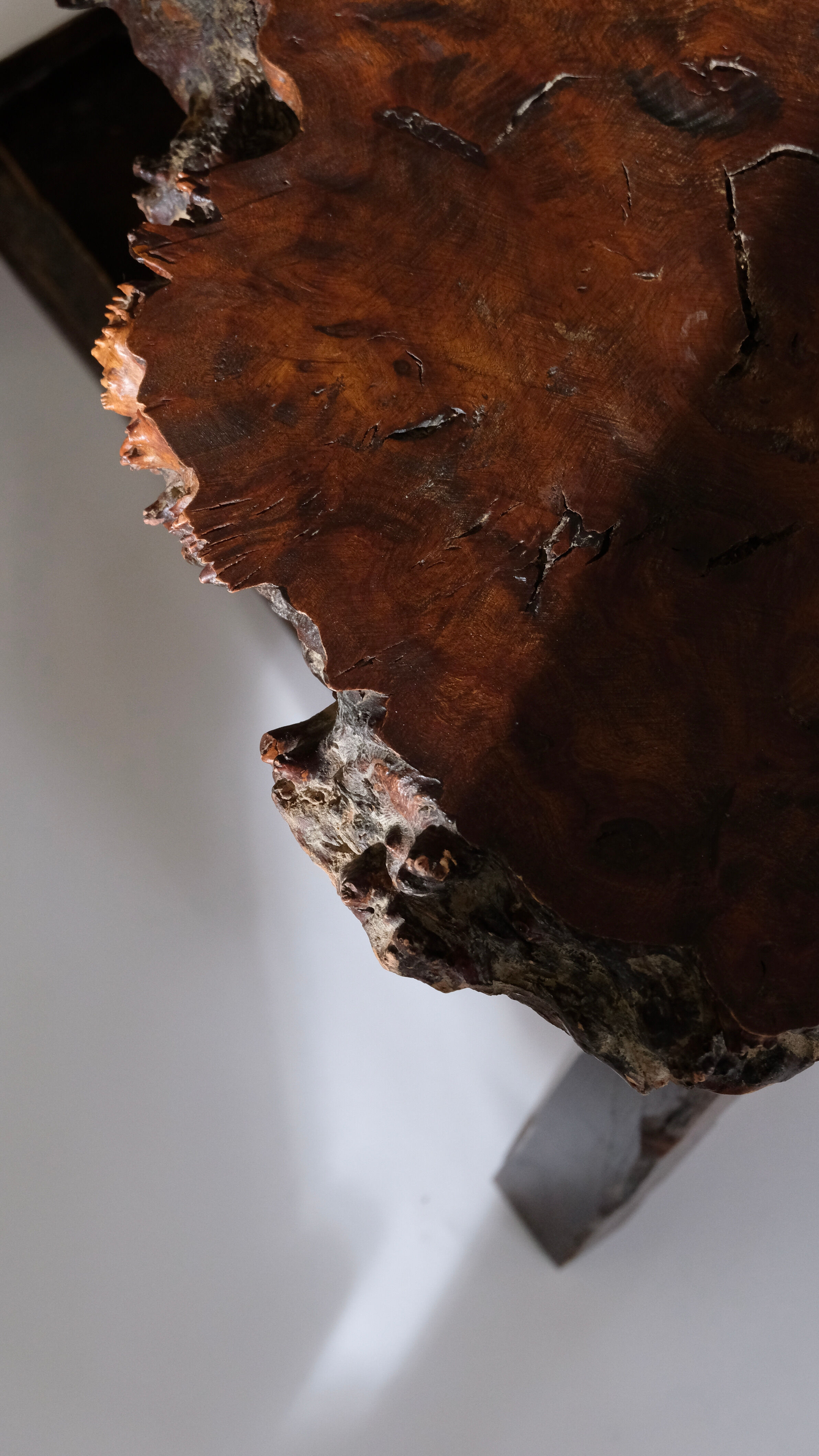 Table d'appoint brutaliste en loupe de chêne | Selency