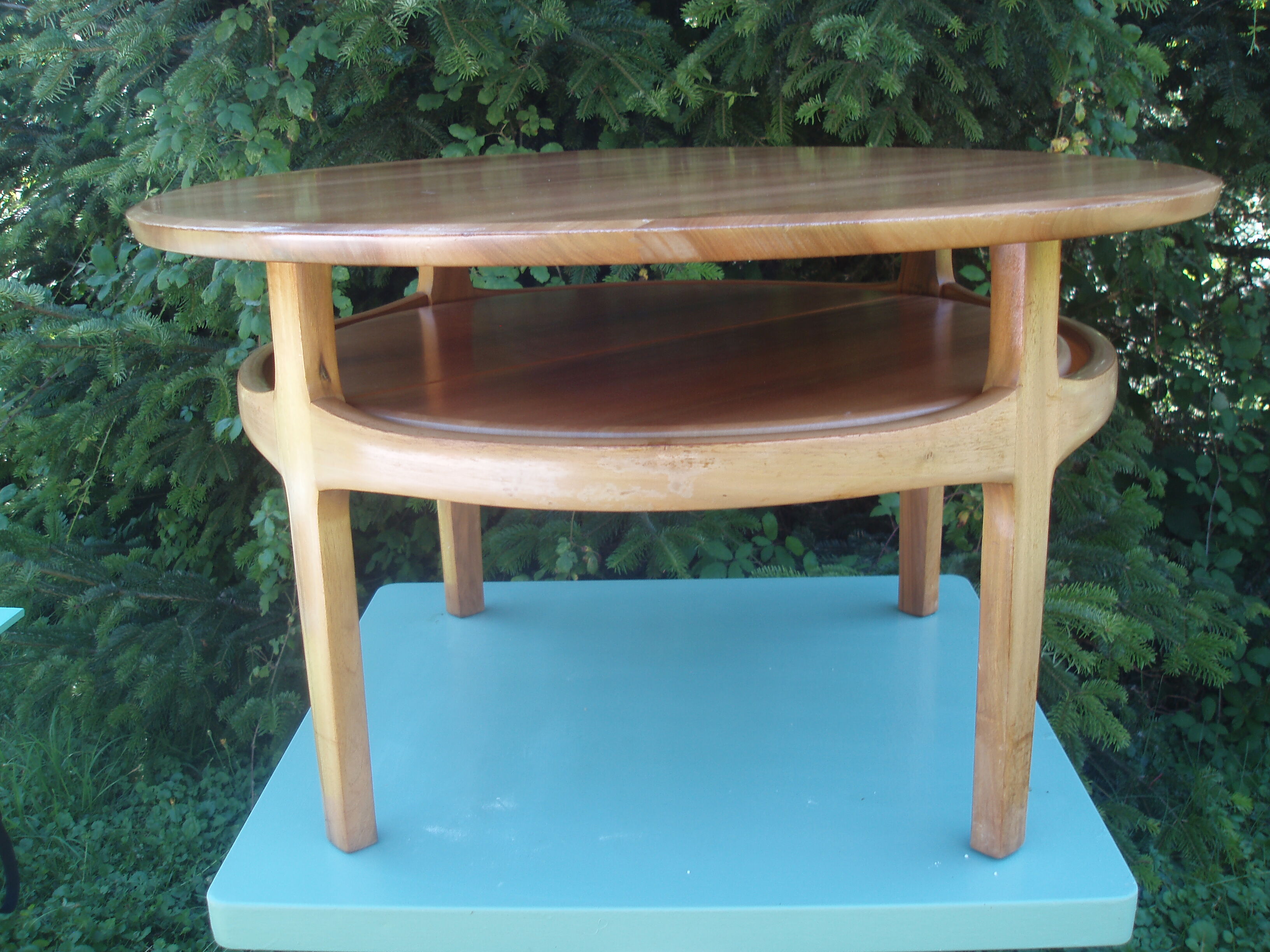 Round coffee table in solid walnut double tray of the 1970s | Selency