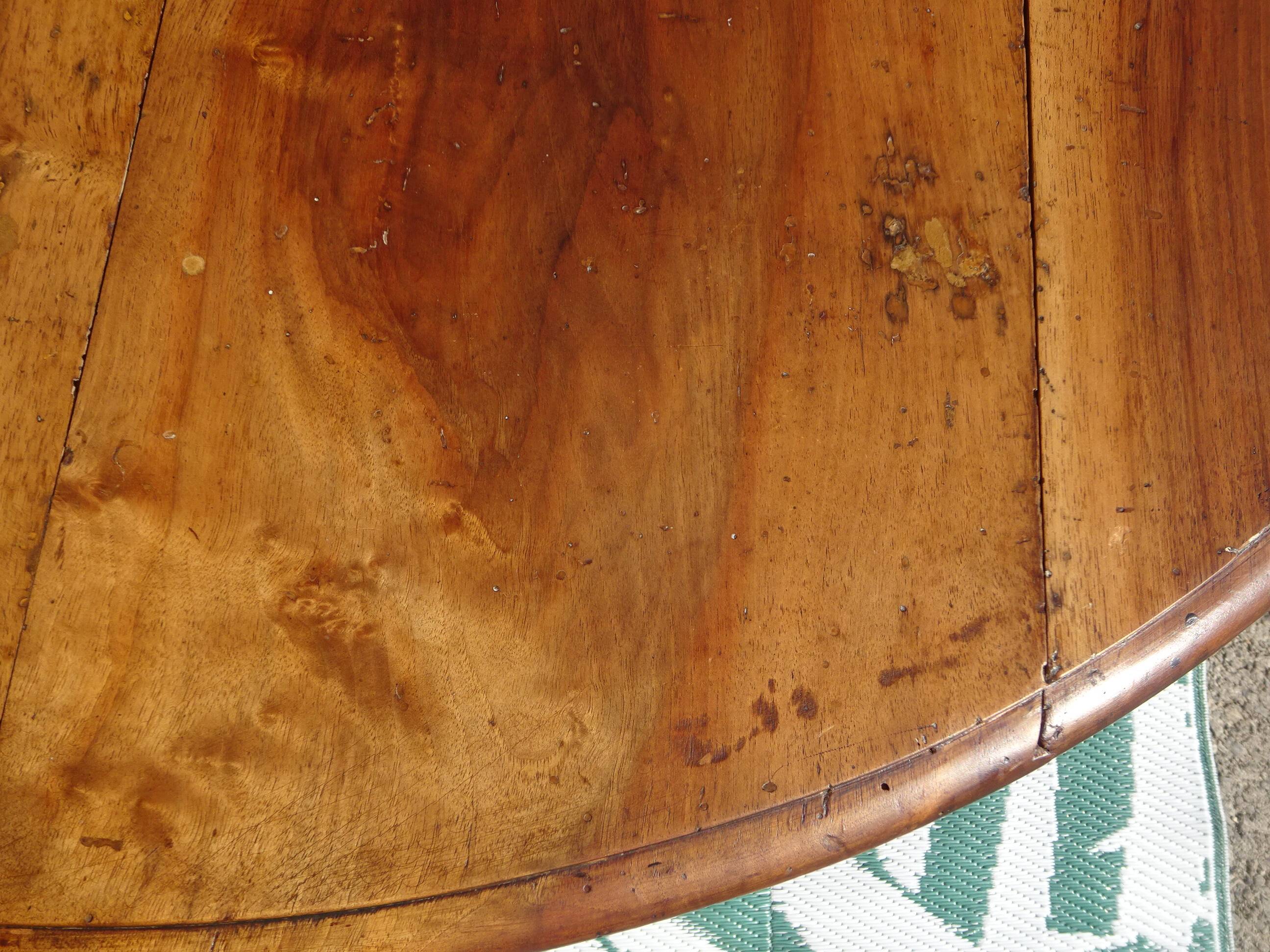 Table ronde en noyer massif | Selency