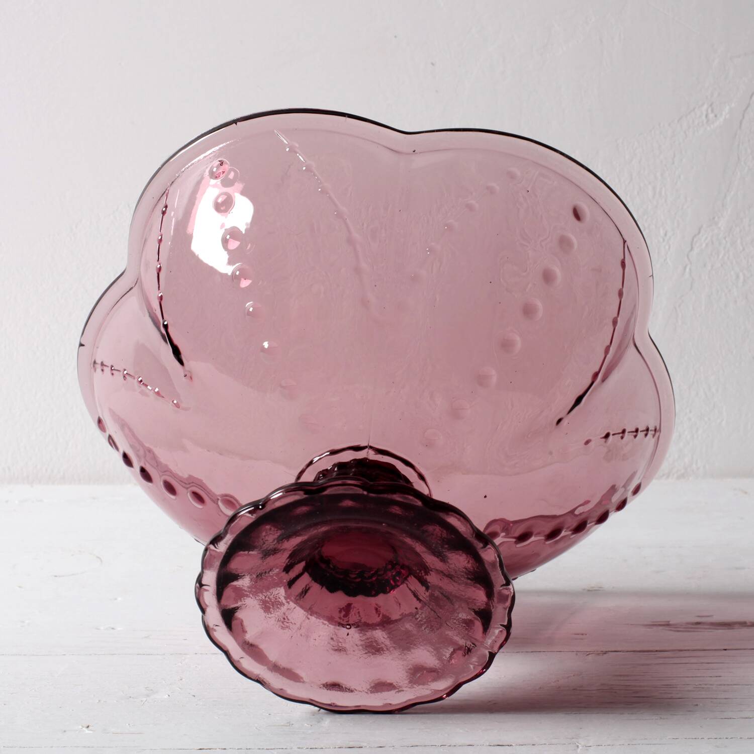 Coupe à fruits en verre pressé améthyste Yngaren par Sara Fager, Suède ...