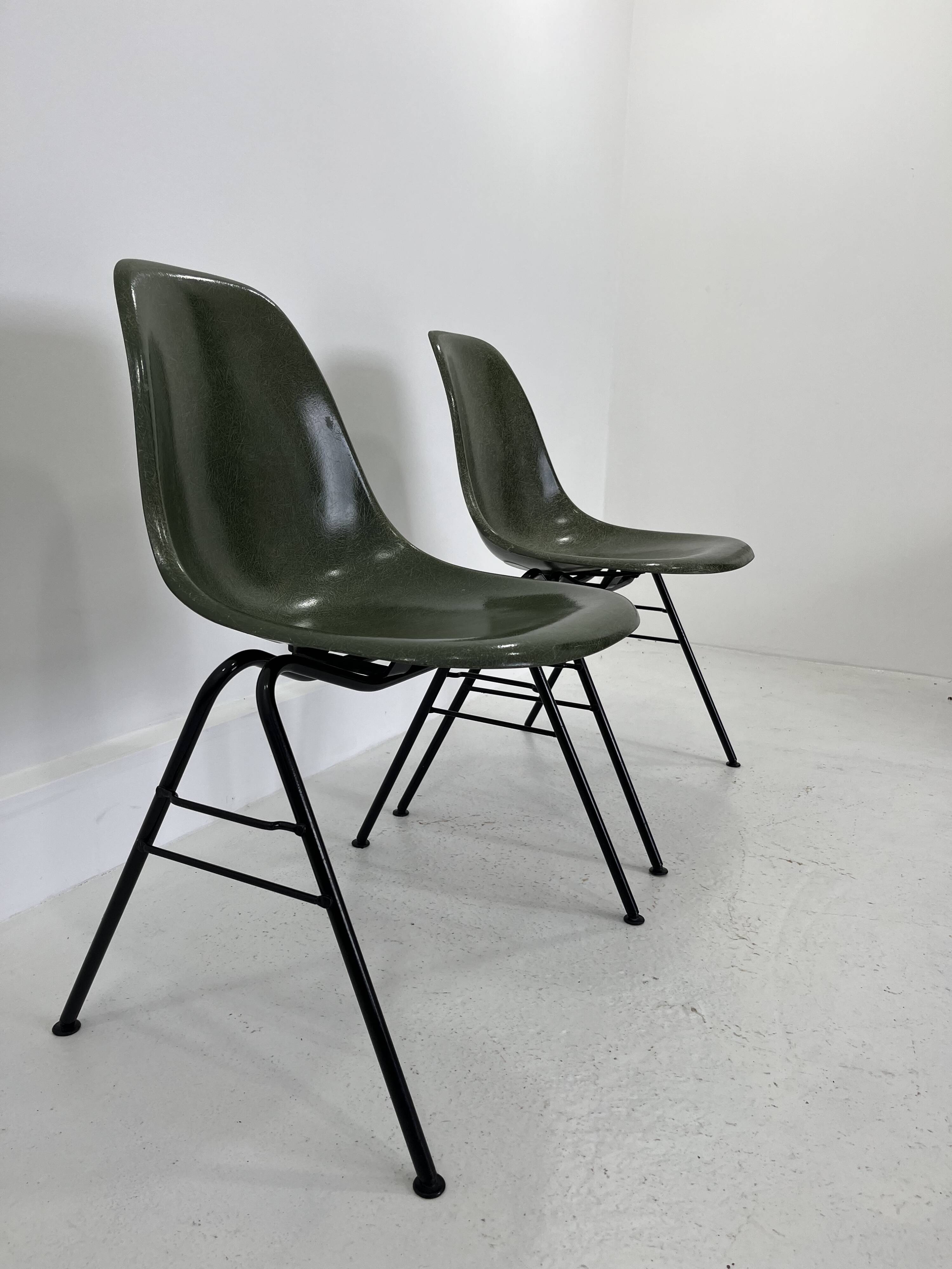 Chaises empilables DSS en fibre de verre par Ray & Charles Eames pour Herman Miller, 19 | Selency