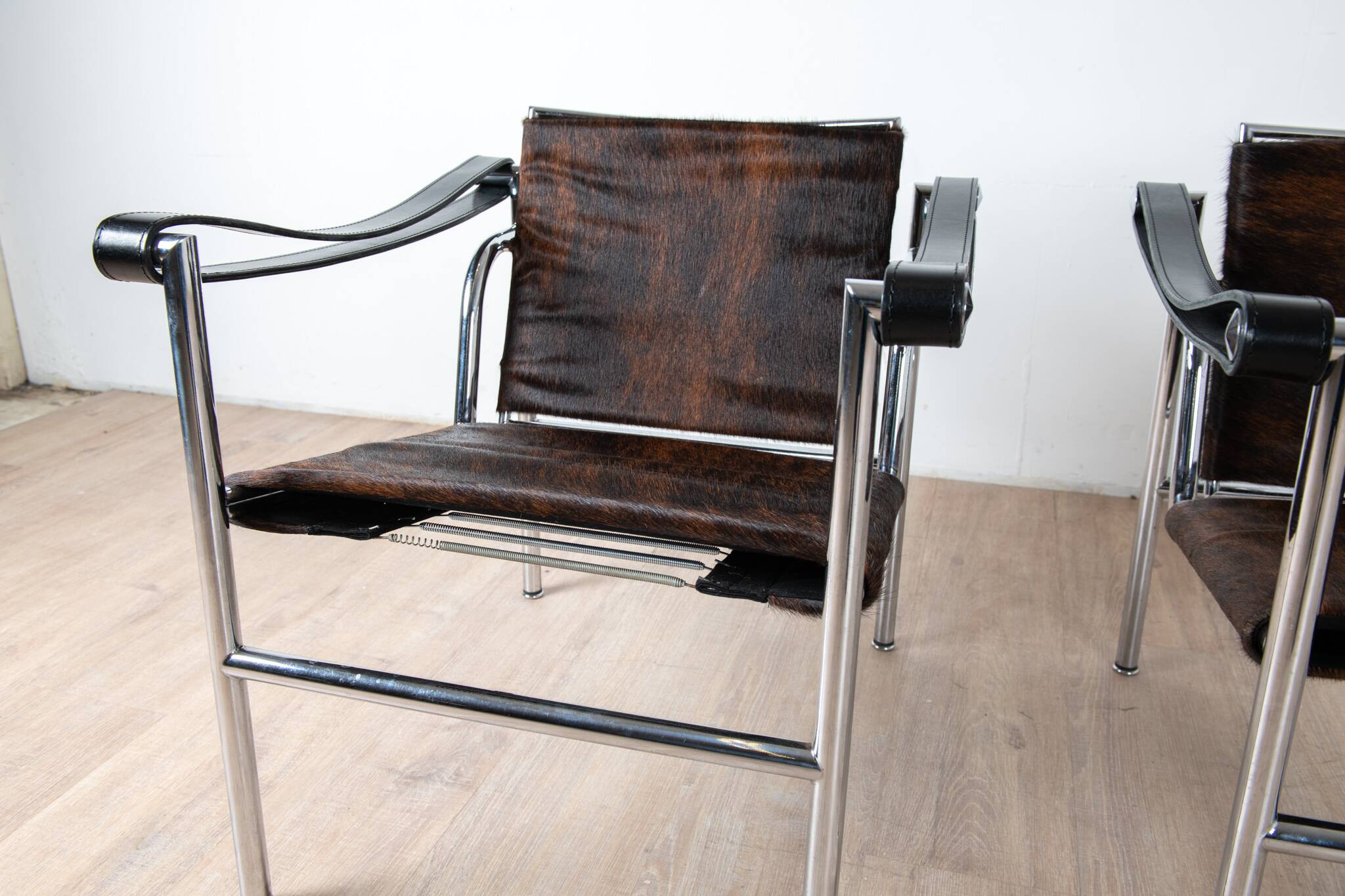 Fauteuils LC1 de Charlotte Perriand, Le Corbusier, Pierre Jeanneret ...