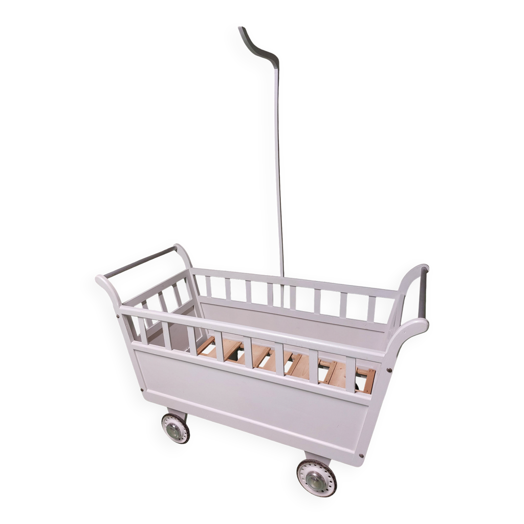 Lit bébé dit roulotte en bois à roulettes vintage années 1950 | Selency