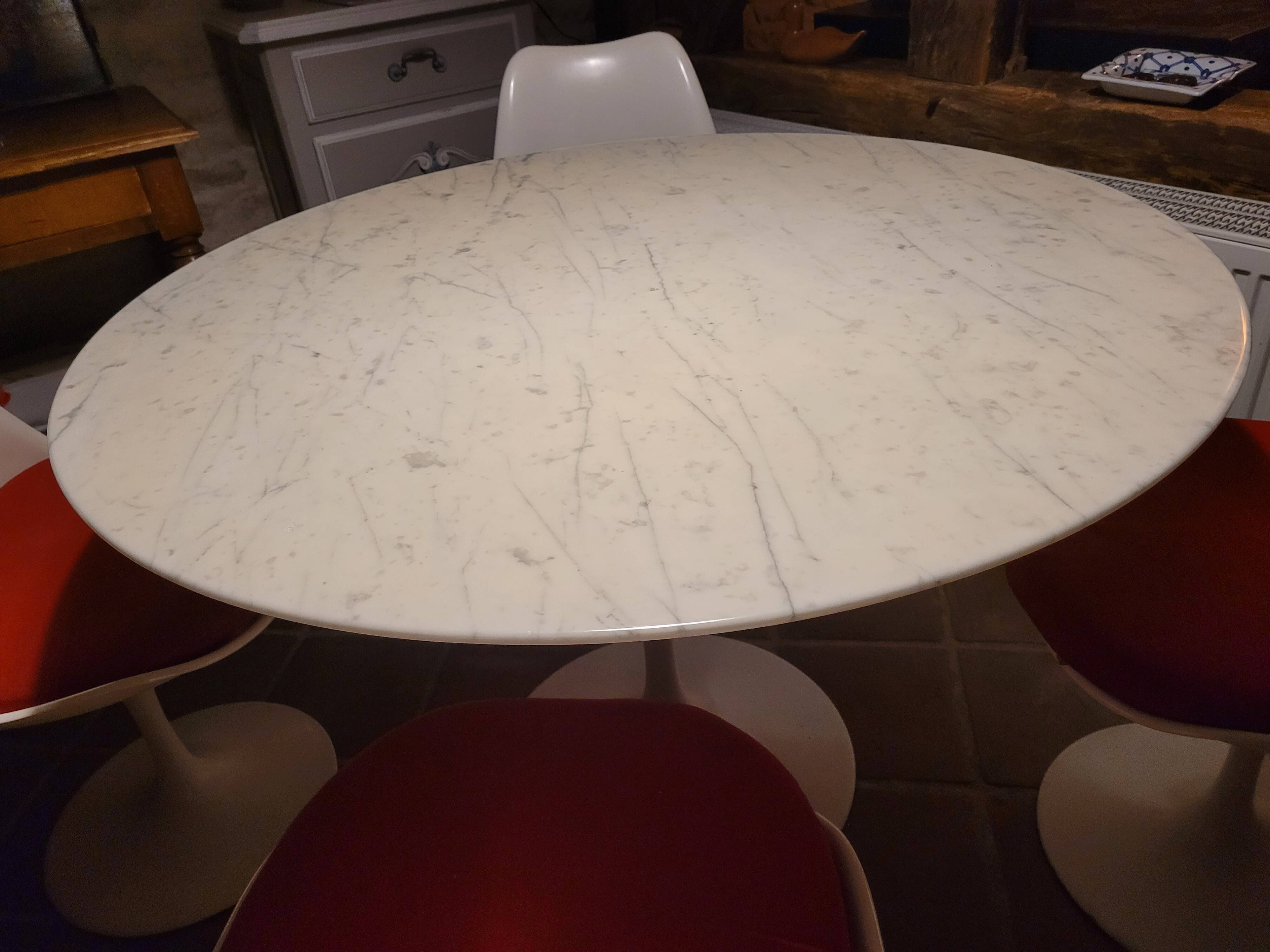 Table Knoll en marbre blanc de Carrare et ses 4 chaises Knoll assorties ...