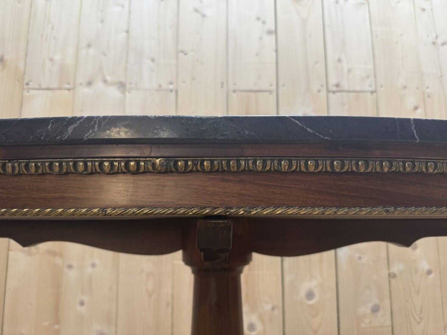 Guéridon oval de style Empire en noyer et marbre | Selency