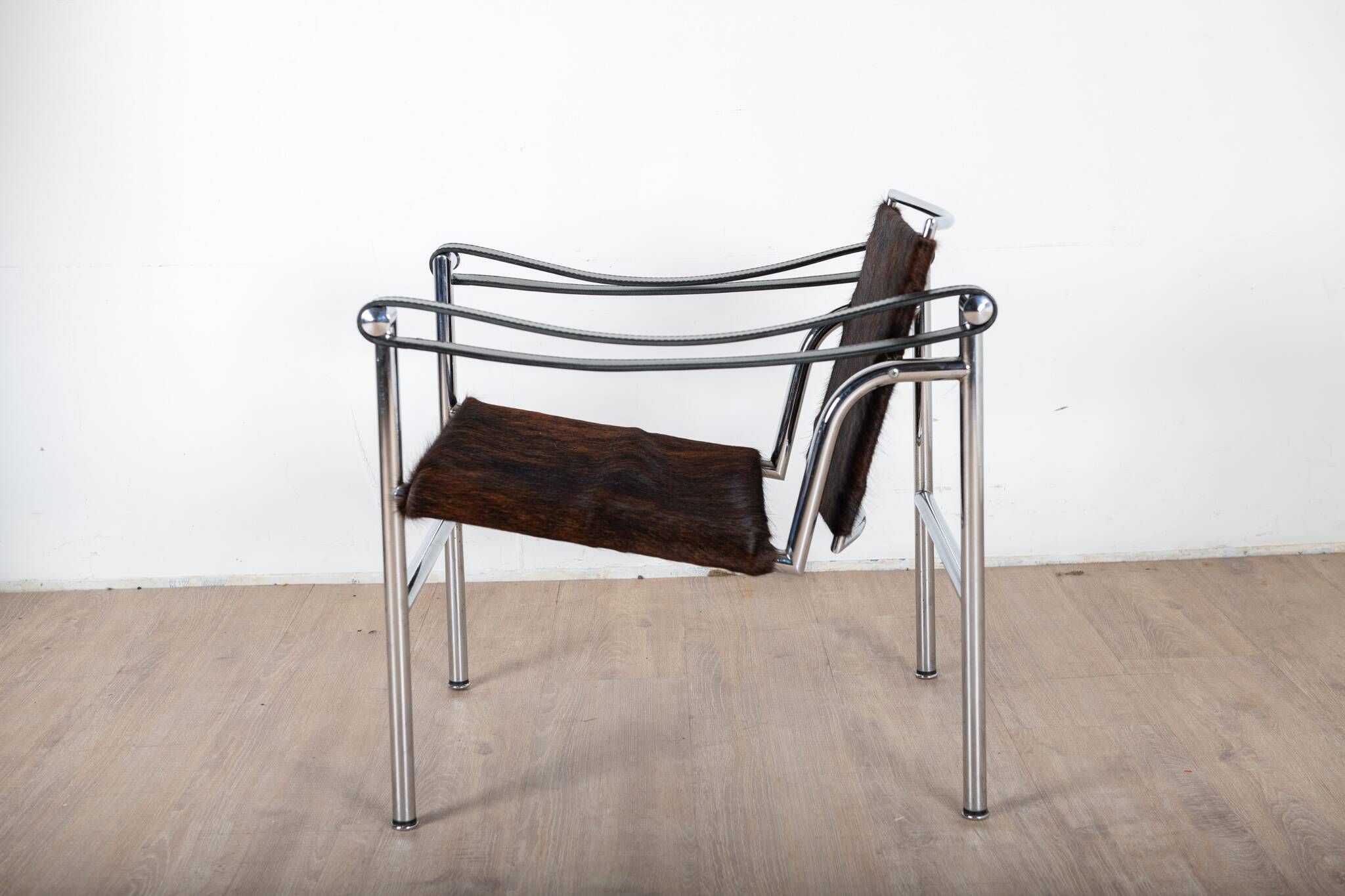 Fauteuils LC1 de Charlotte Perriand, Le Corbusier, Pierre Jeanneret ...