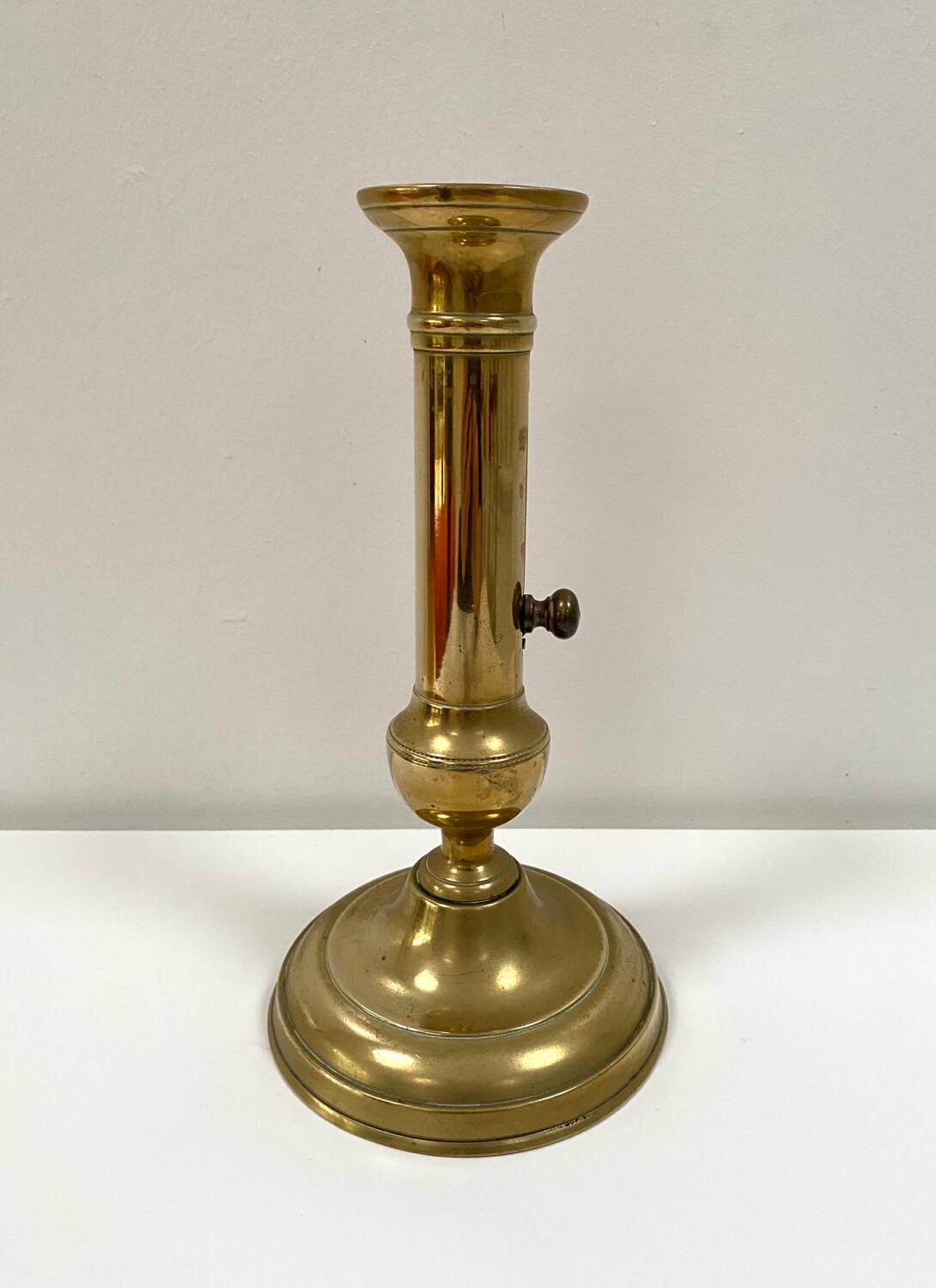 Ancien bougeoir en laiton avec poussoir binet | Selency