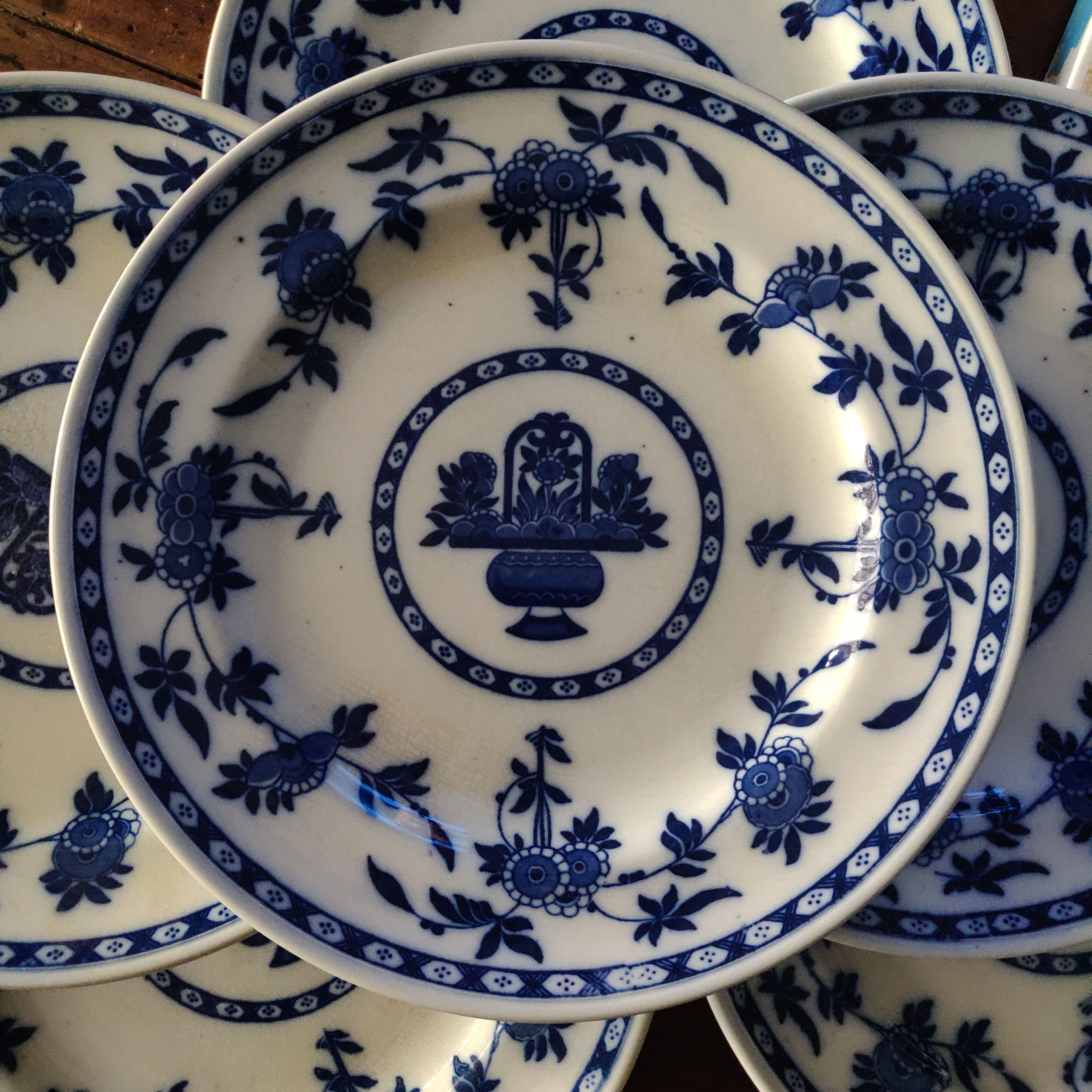 Douze assiettes en faience anglaise de Minton "Delft" années 1900 | Selency