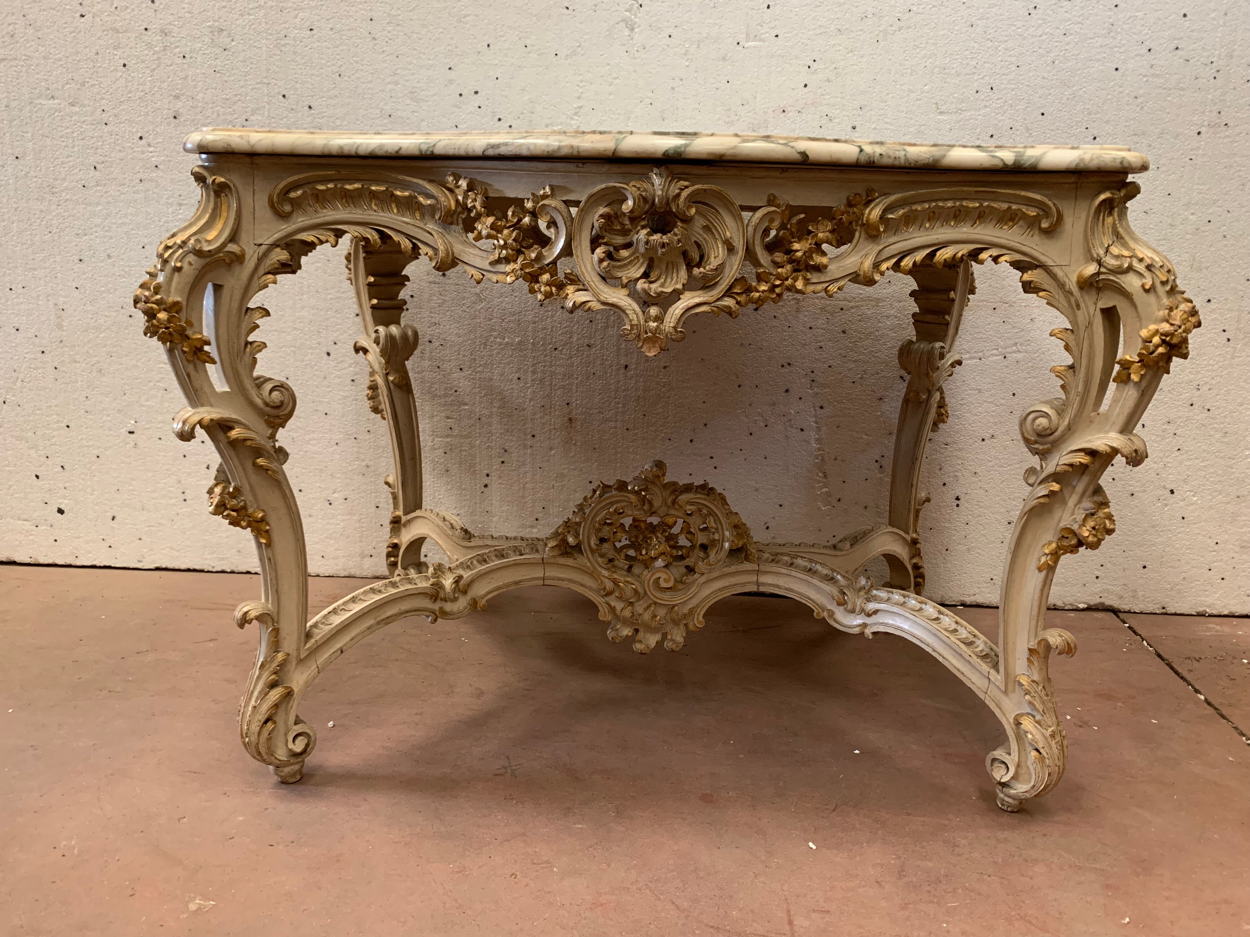 Table sculptée de style Rocaille en bois peint et doré XIX siècle | Selency