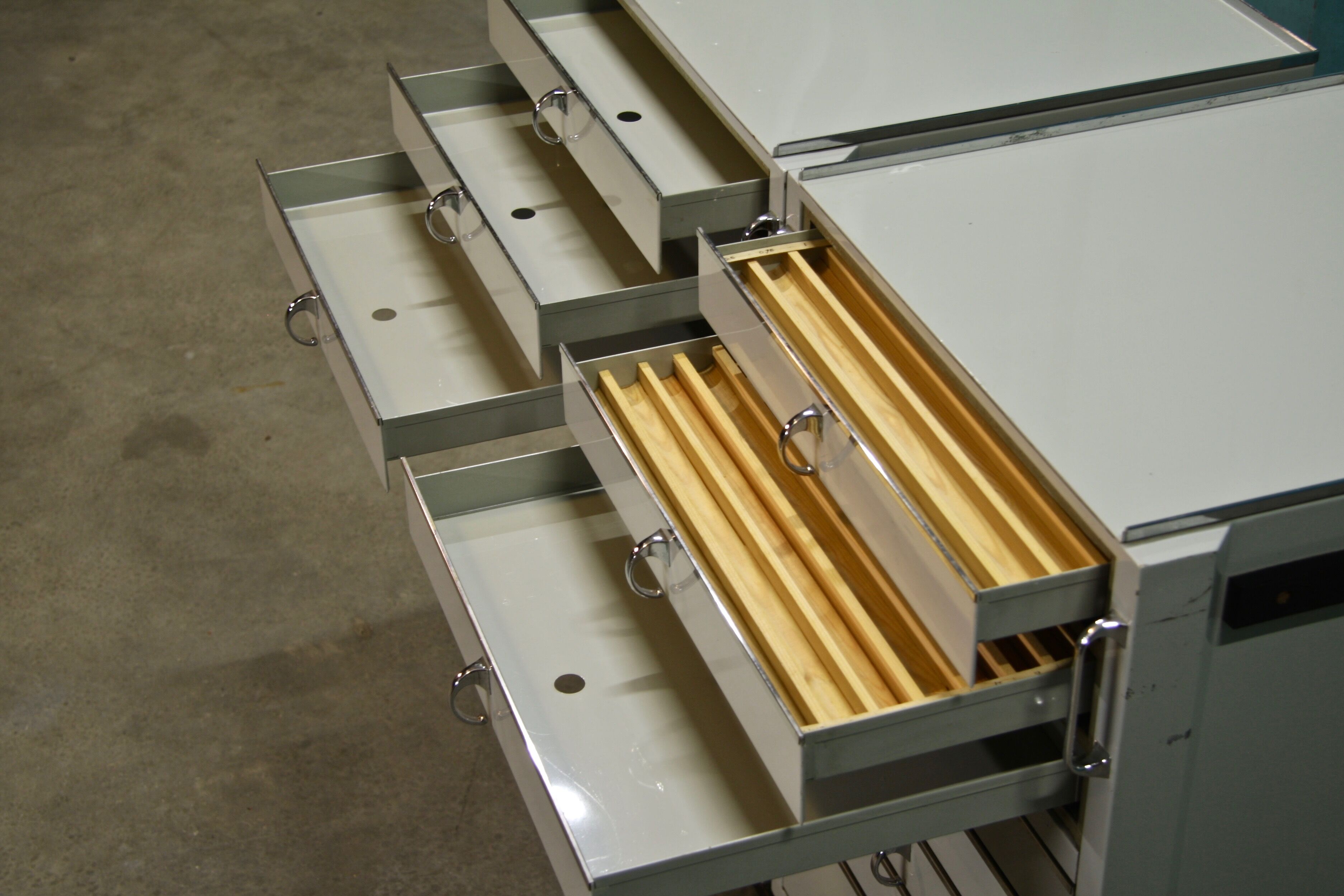 Set of 2 industrial German medical chests with drawers by Baisch, 1950s ...