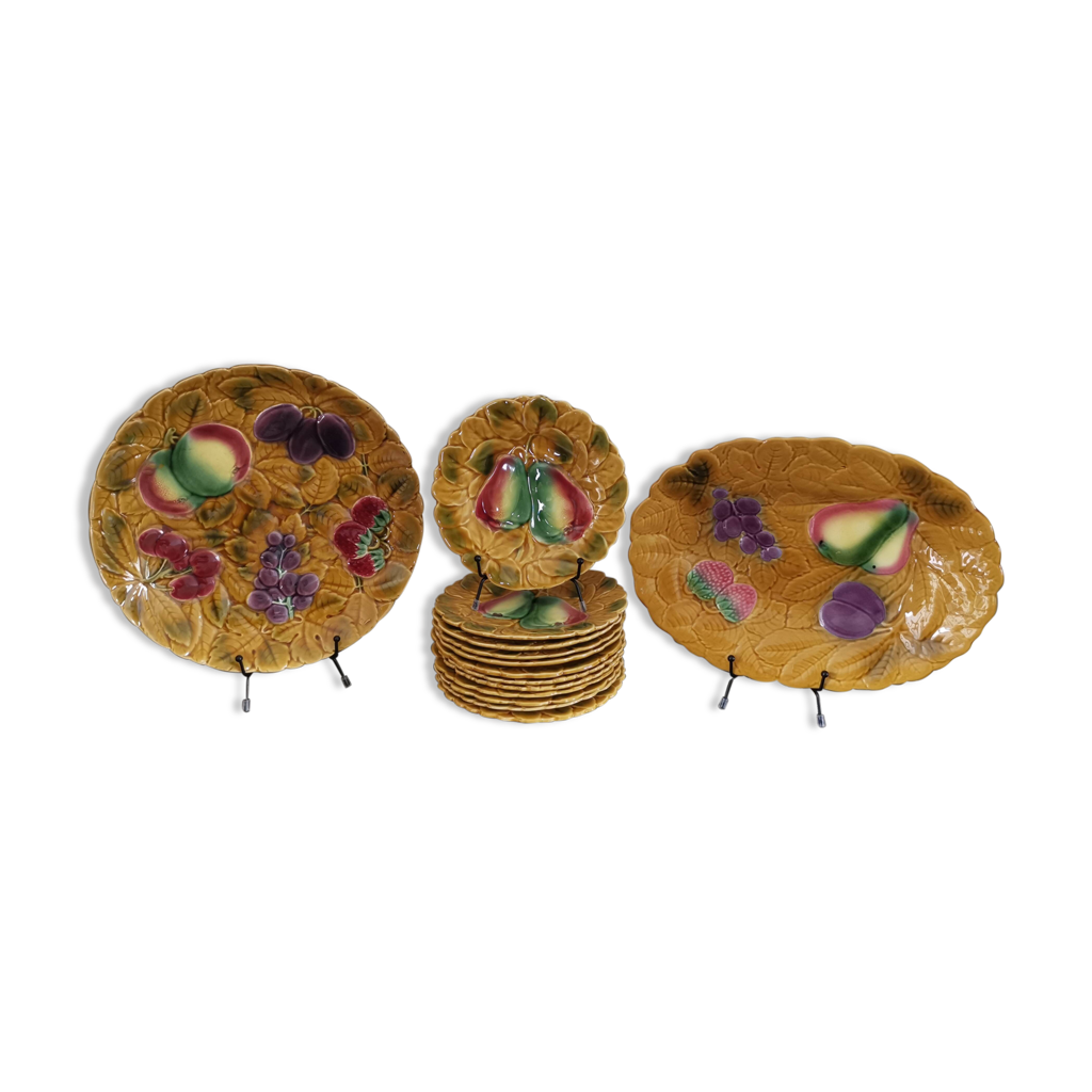 12 assiettes à dessert en barbotine avec son plat gâteaux et un plat ...