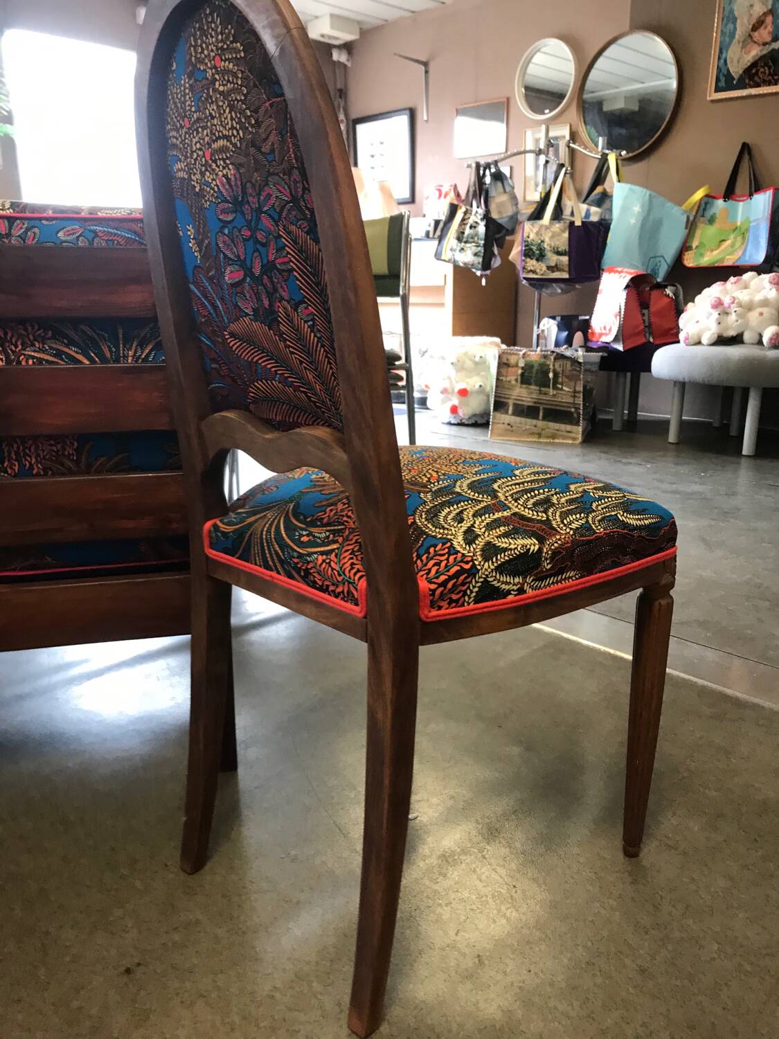 Chaise Art Nouveau tissu fleuri et bois sculpté | Selency