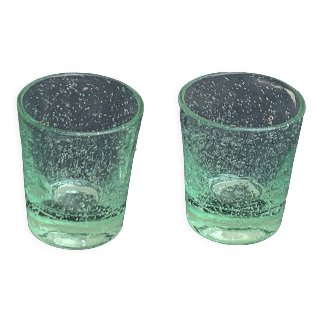 Deux verres à whisky, en verre vert bulle et soufflé de la verrerie de ...