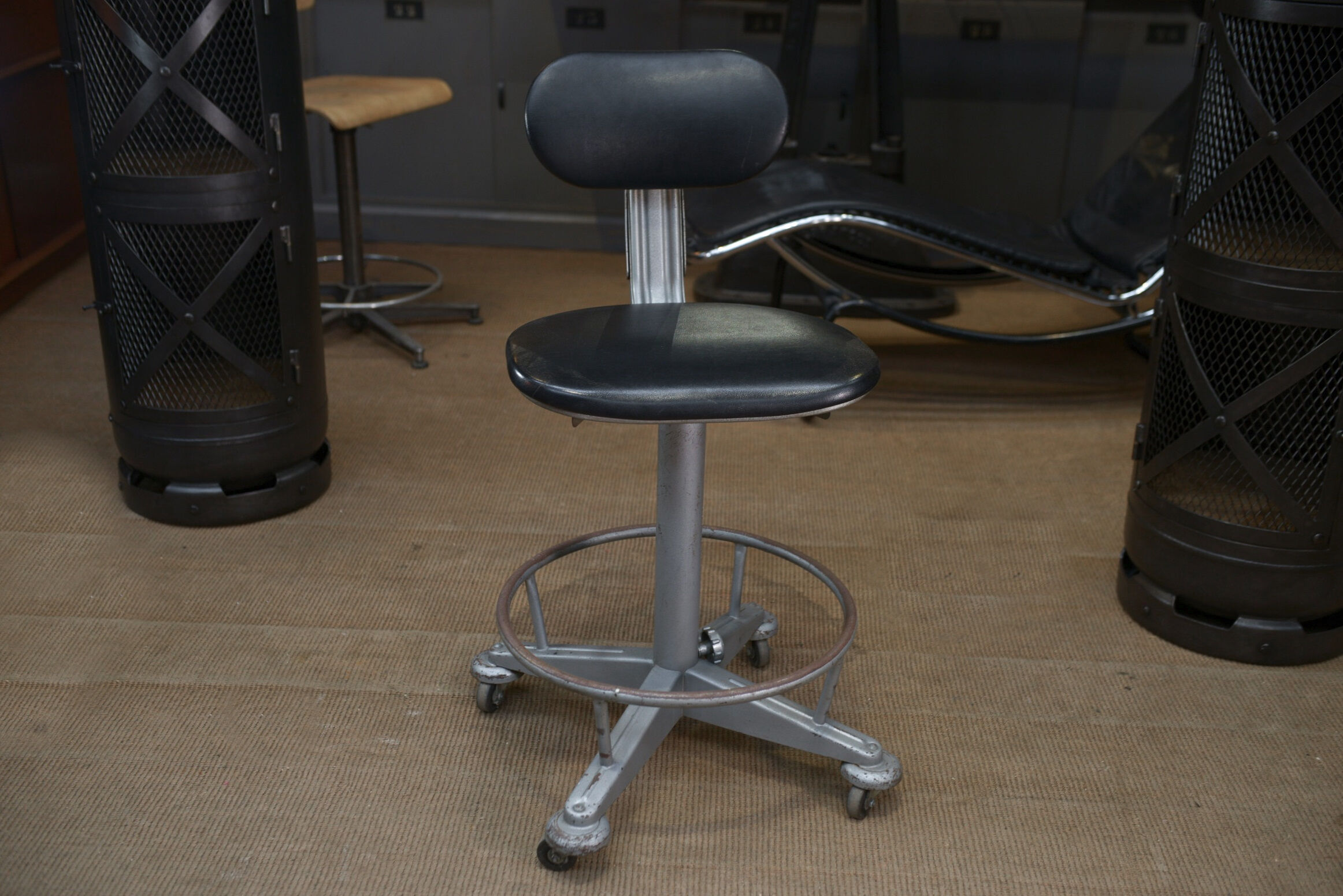 Chaise d'architecte réglable et pivotante en métal 1950 | Selency