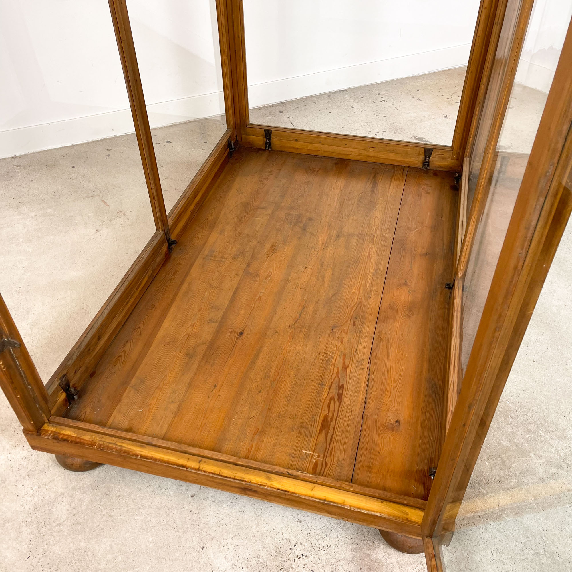 Large antique dismountable Display case | Selency