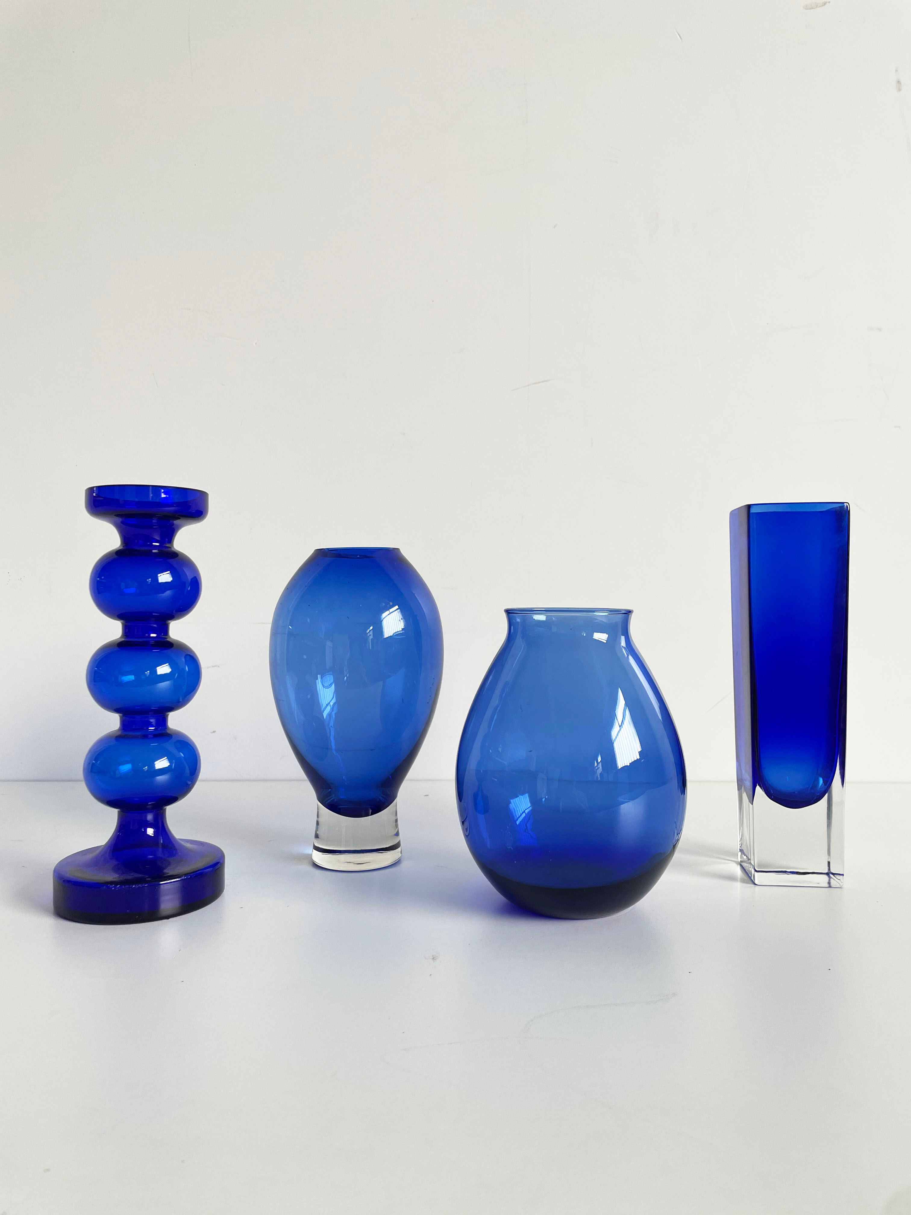 Collection de verre d’art scandinave, ensemble de 4 vases en verre bleu ...