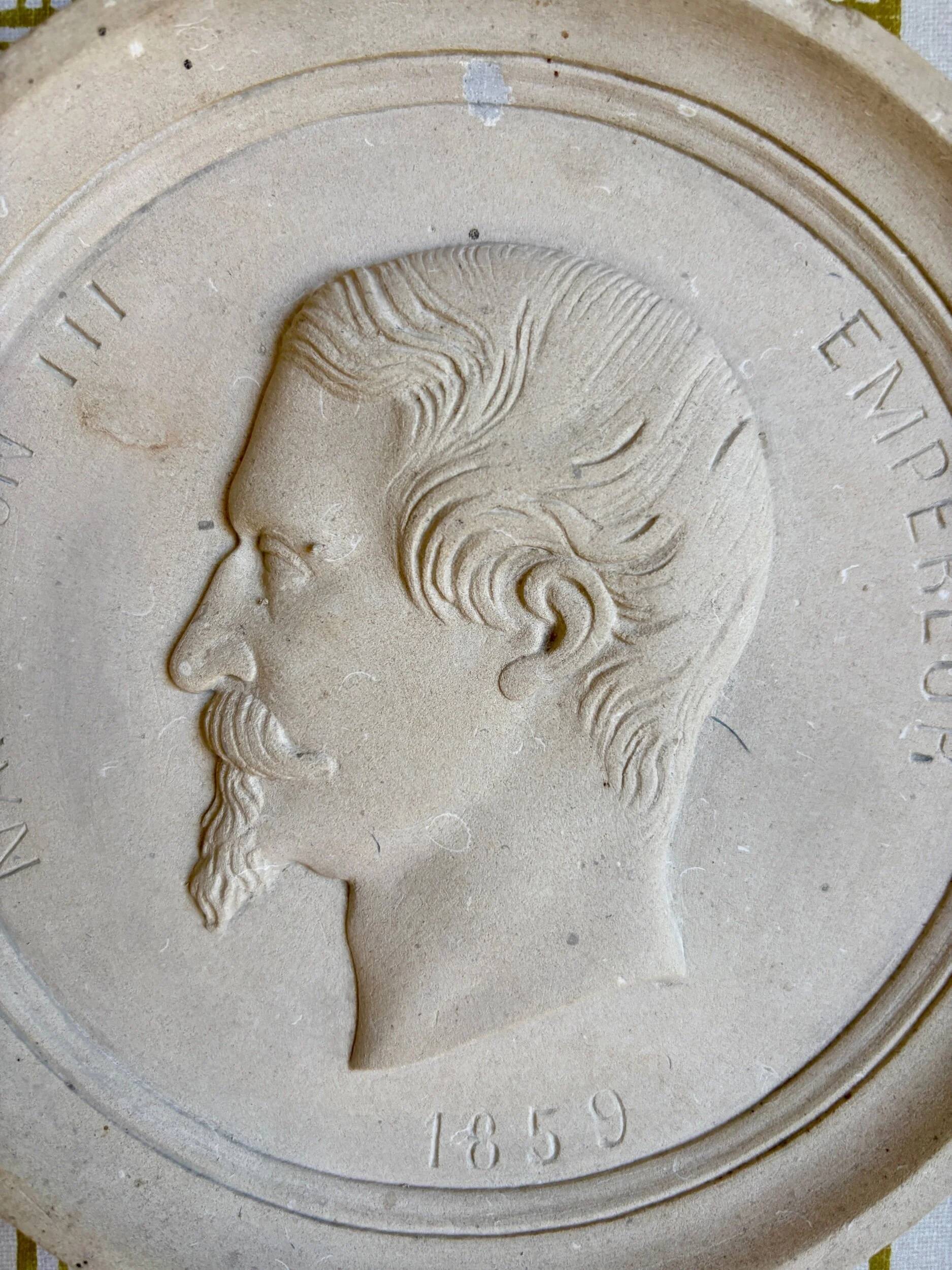 Médaillon mural, portrait de Napoléon III en plâtre beige, 1859 | Selency