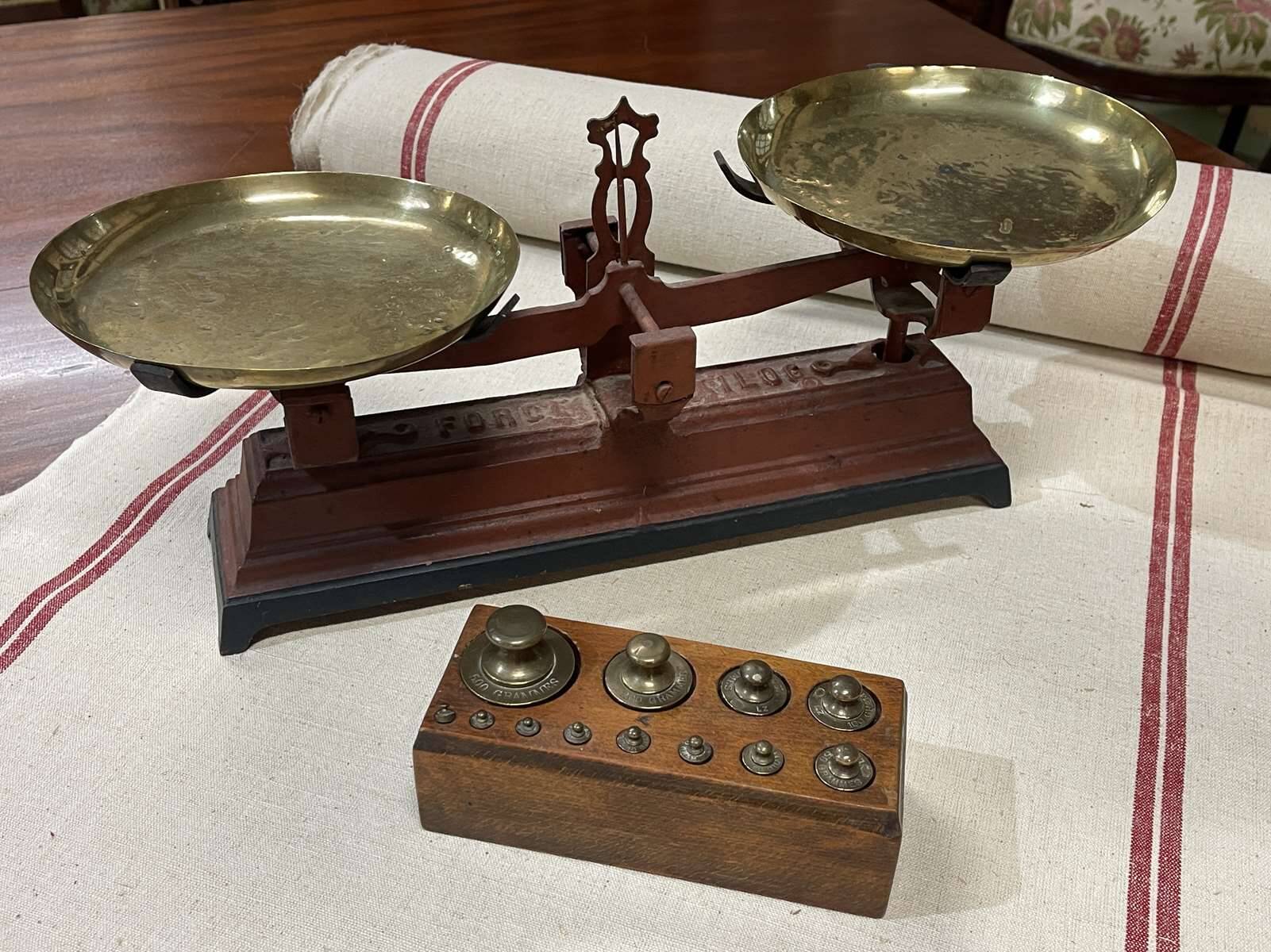 Balance en fonte avec ses plateaux cuivre et sa boite de poids complète ...