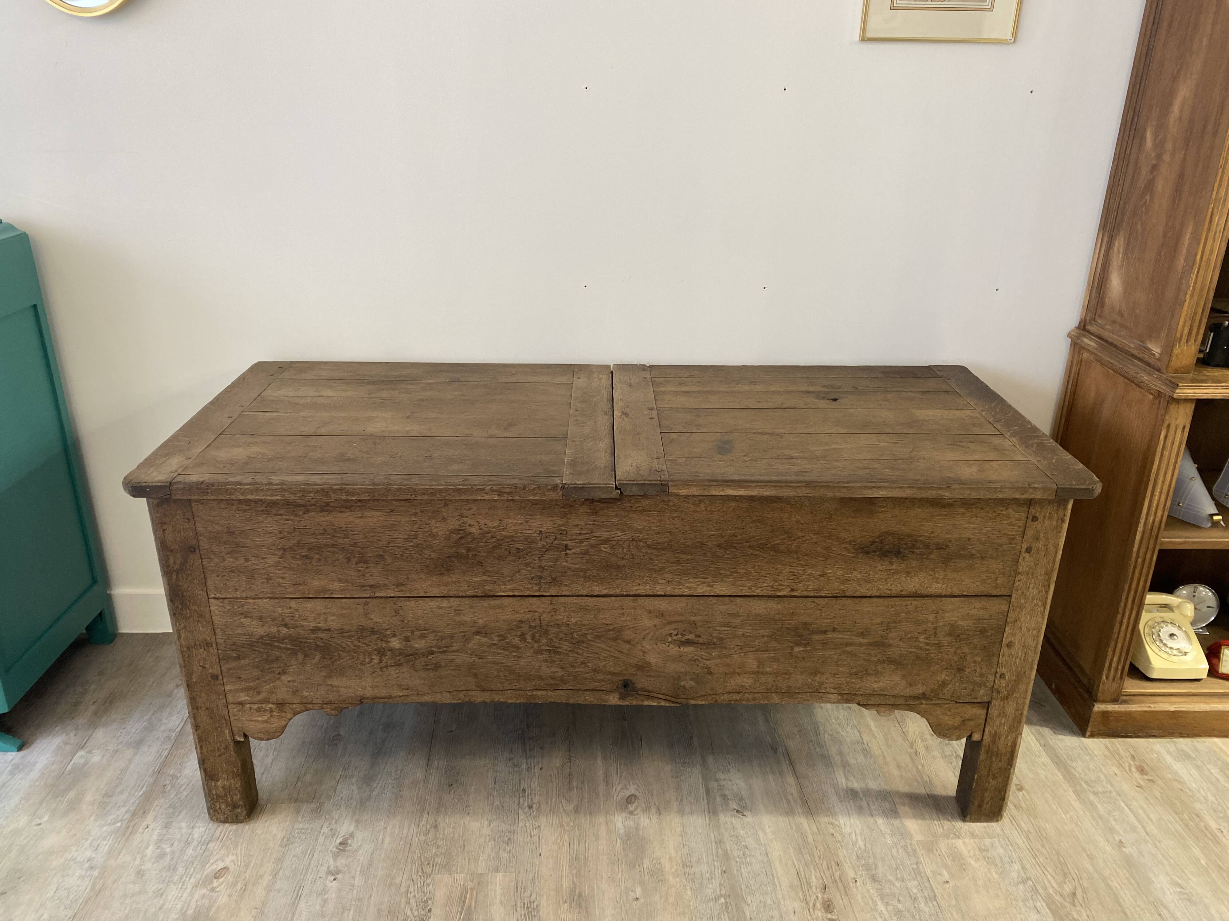 Grand maie ancienne en bois massif double battant | Selency