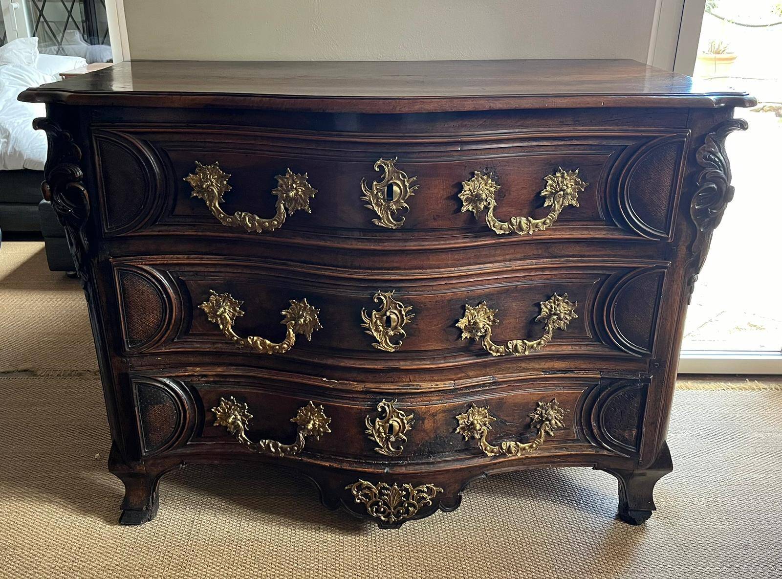 A curved Lyonnaise commode in solid walnut, 18th century, Louis XV ...