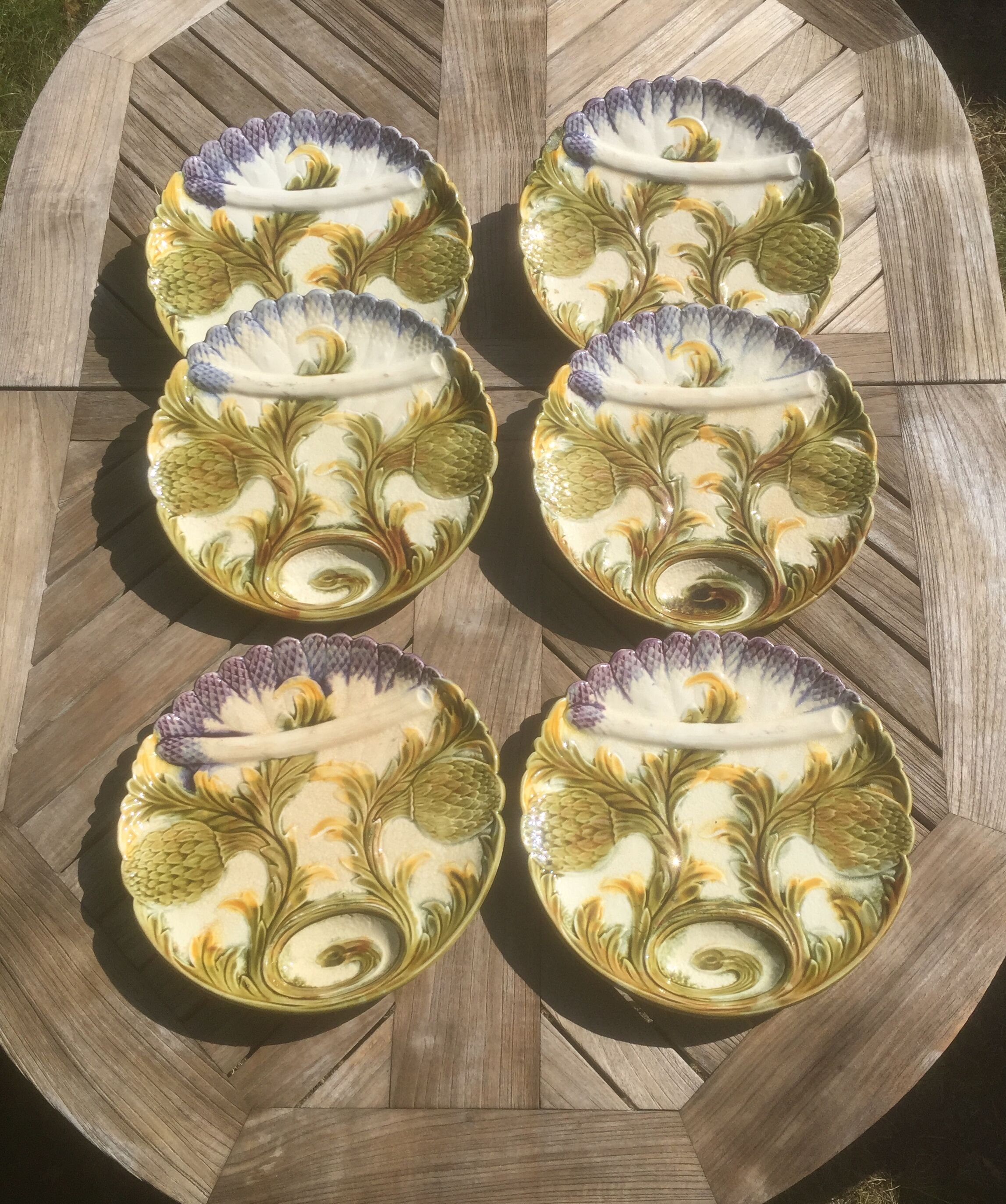 6 assiettes artichauts asperges en barbotine fin XIXème Keller et ...