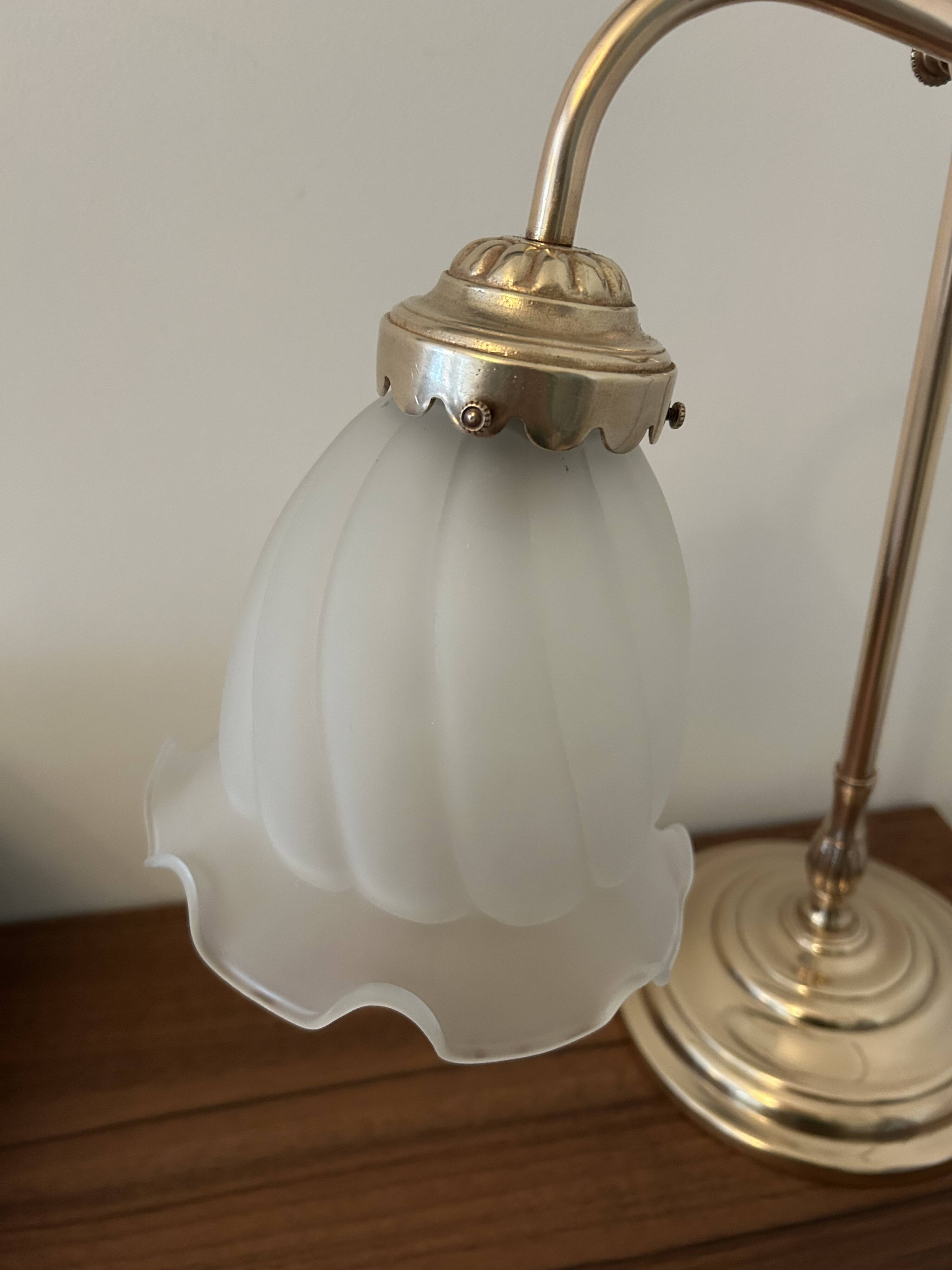 Lampe articulée en laiton et abat-jour en verre, début 20ème | Selency