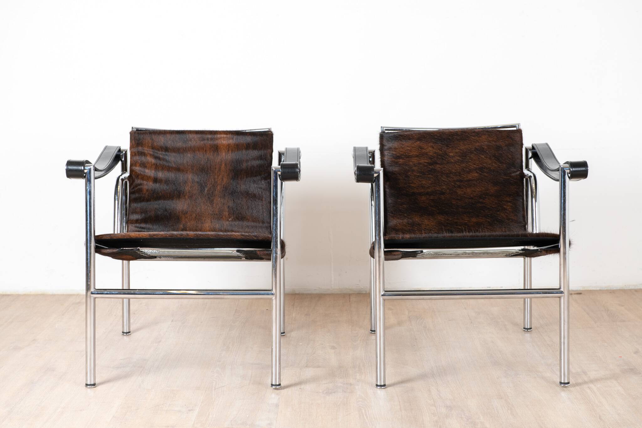 Fauteuils LC1 de Charlotte Perriand, Le Corbusier, Pierre Jeanneret ...