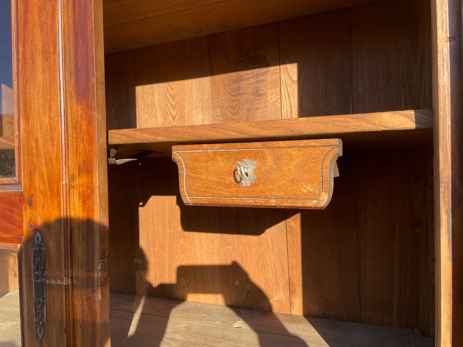 Armoire vitrée en noyer du français | Selency