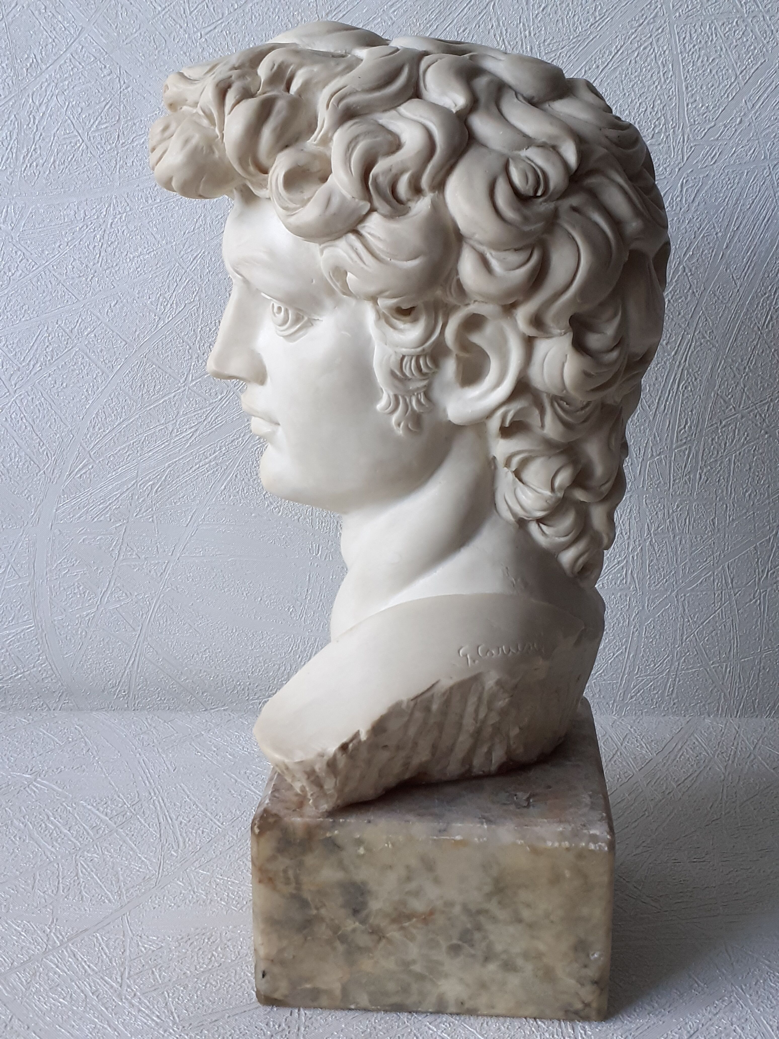 Tête de David en plâtre sur socle en marbre signée G. Carusi | Selency