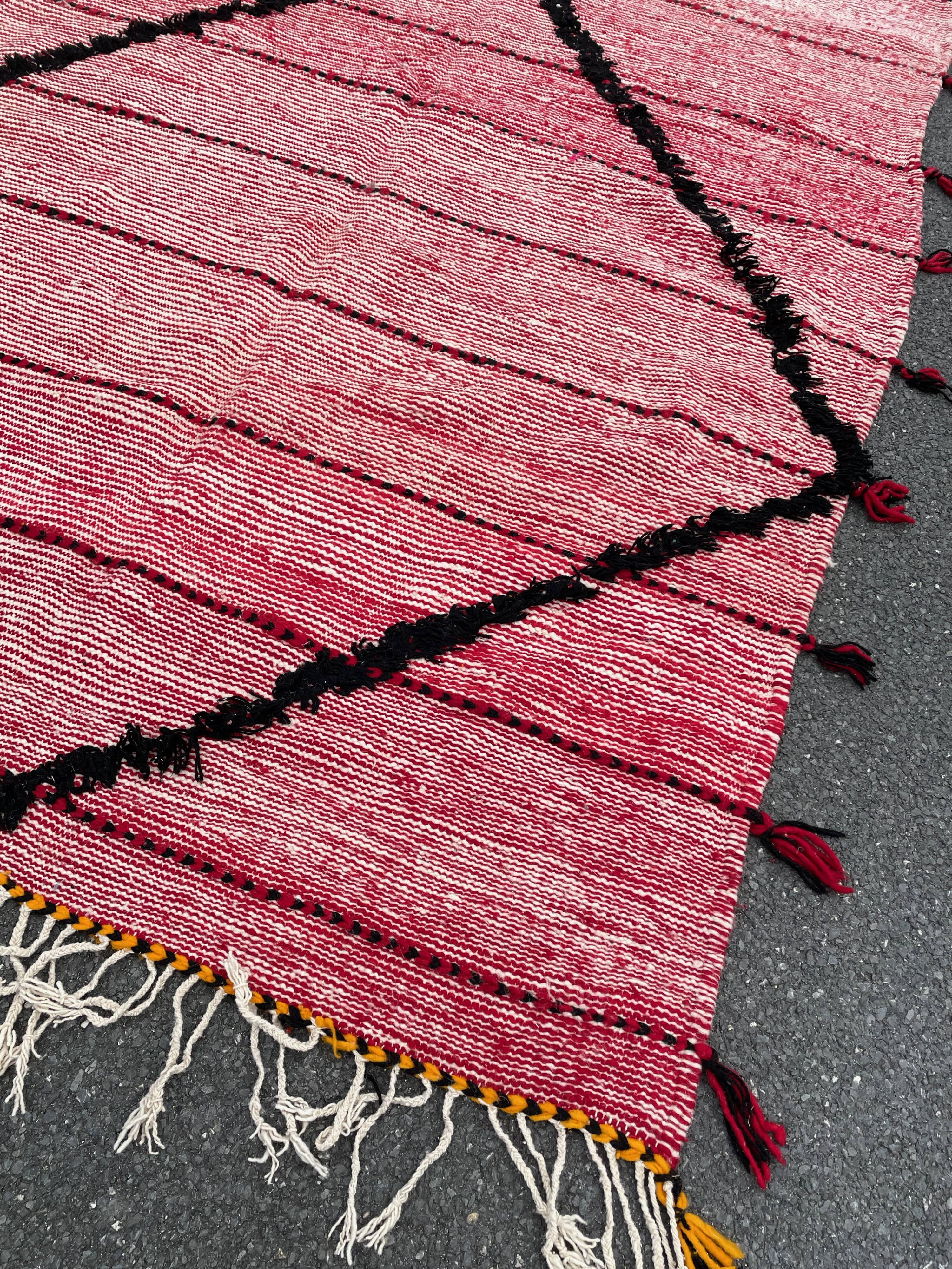 Tapis marocain rouge et noir Kilim | Selency
