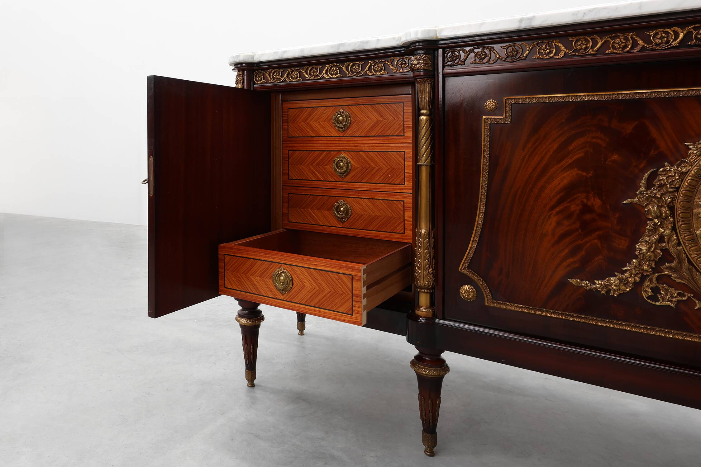 Buffet en acajou de style Louis XVI de haute qualité du XXe siècle par ...