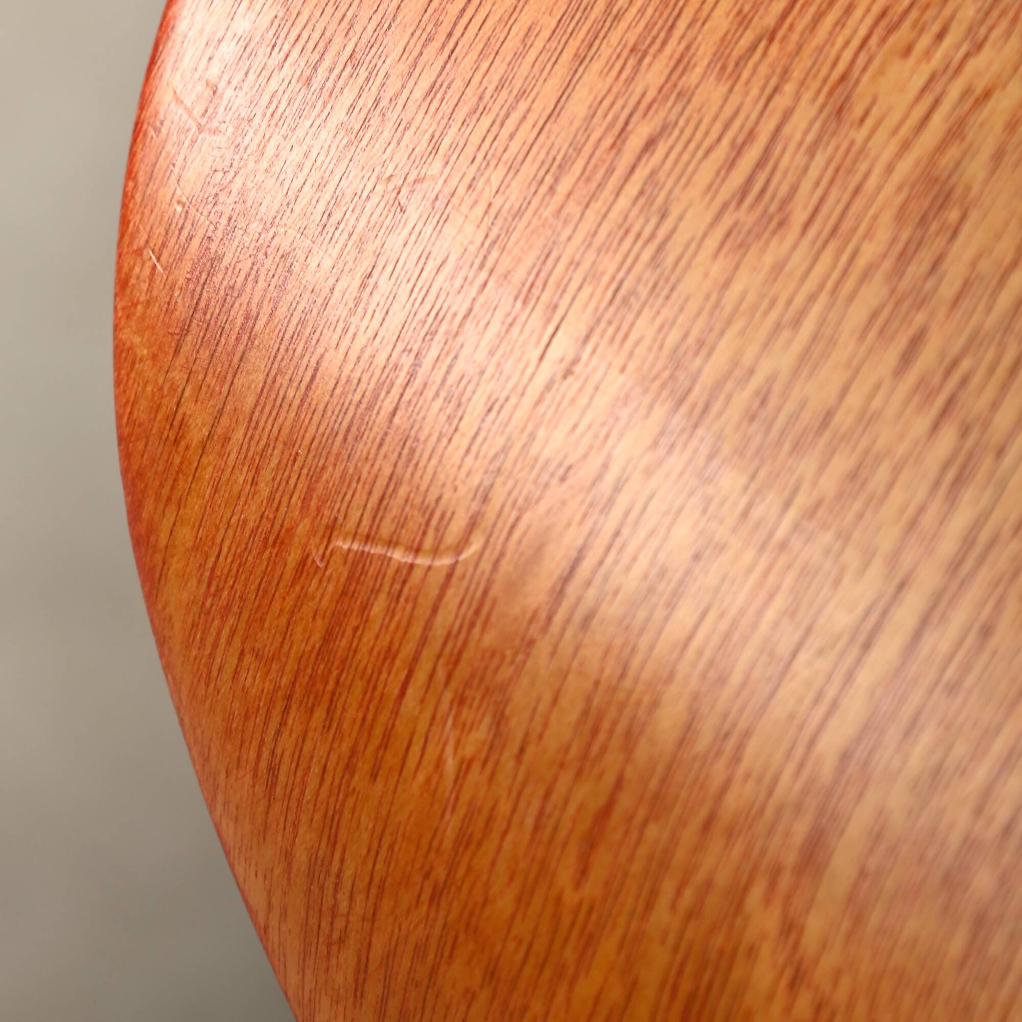 Chaise longue LCW Early de Charles et Ray Eames en aniline rouge pour ...