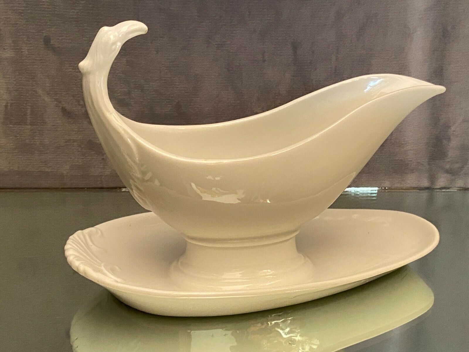 Saucière en porcelaine blanche à décor de tête d'aigle de style Empire ...