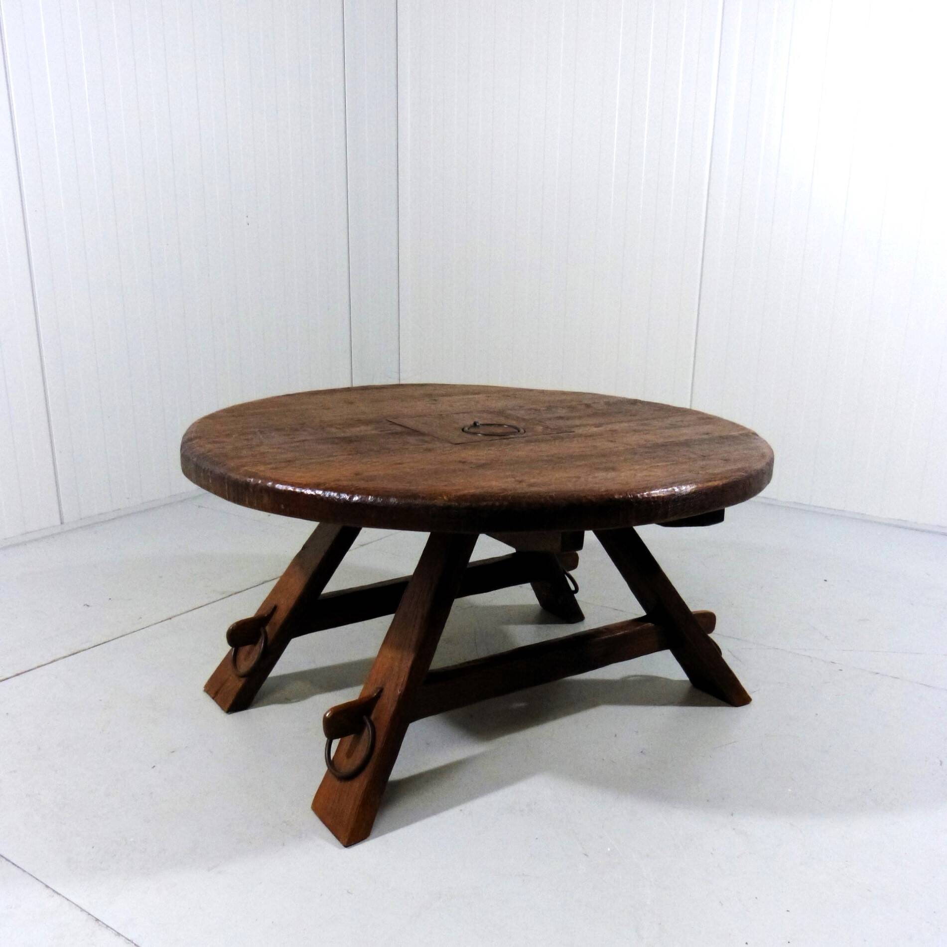 Round solid oak brutalist coffee table | Selency