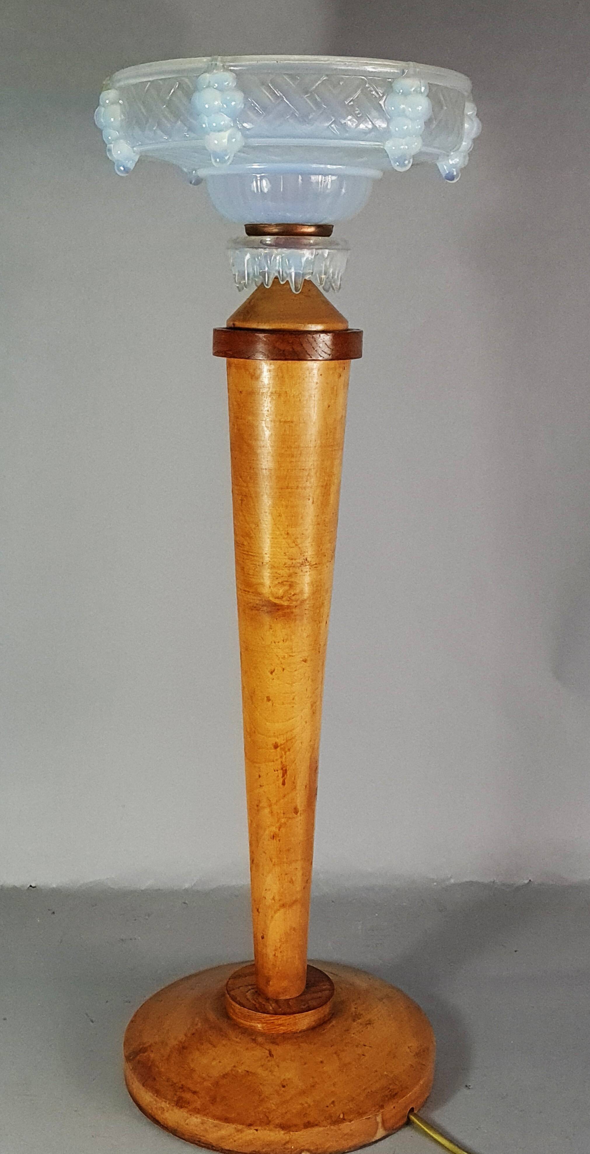 Ancienne lampe verre opalescent & bois, attribué à Ezan 61 cm C786 ...