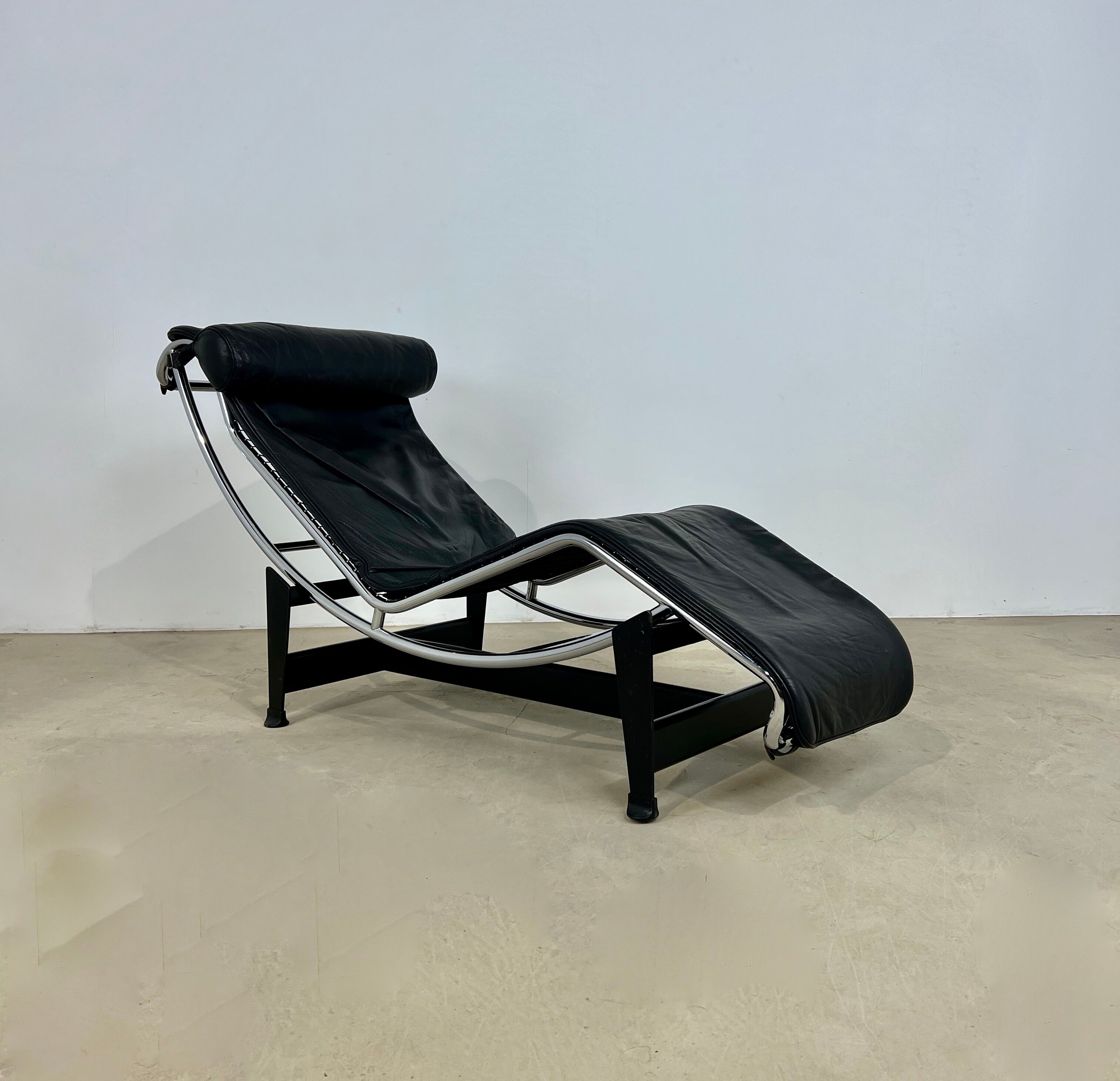 Méridienne LC4 en cuir Le Corbusier for Cassina 1980S | Selency