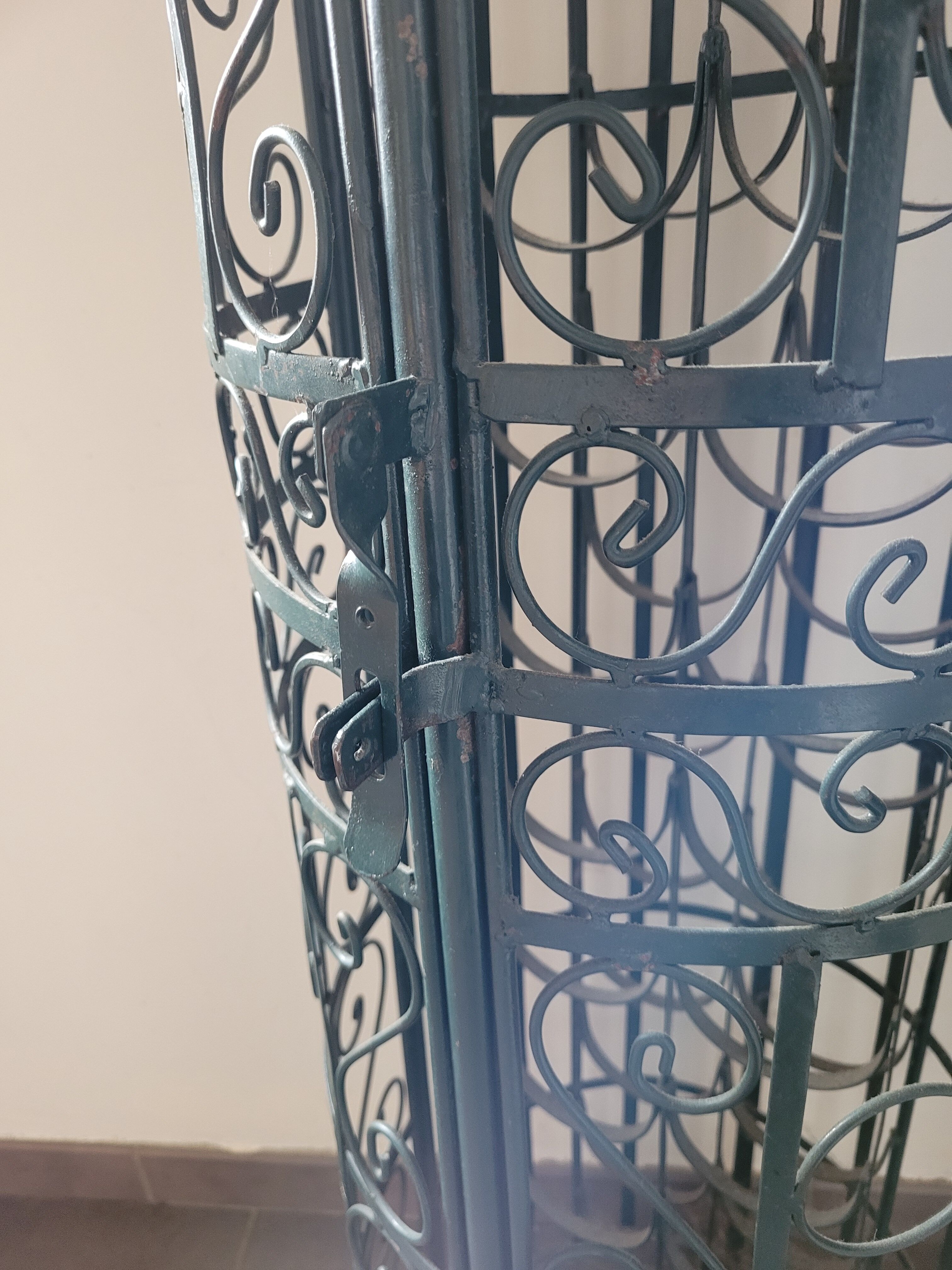 Ancien range bouteilles en fer forgé | Selency