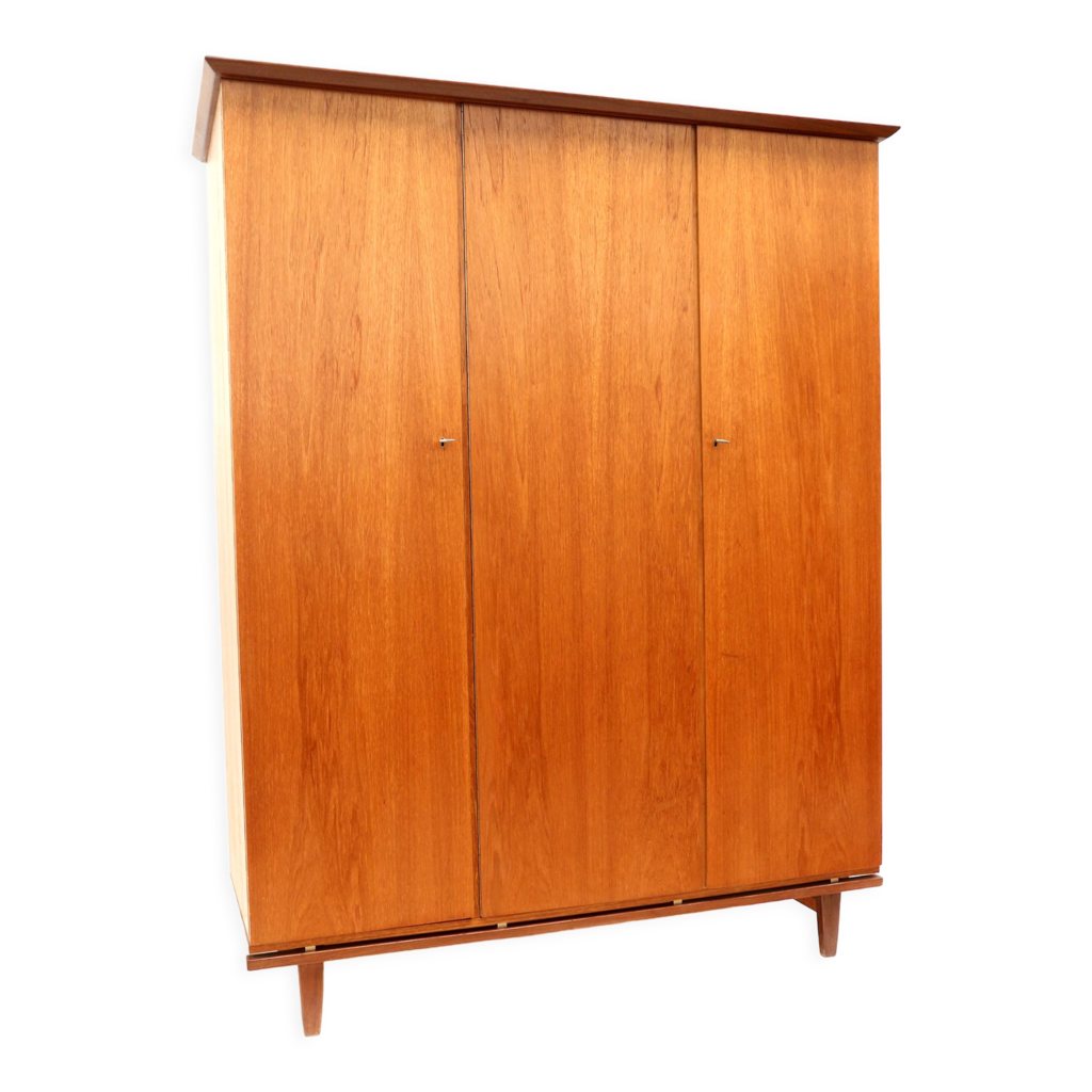 Armoire vintage avec pendaison et rayonnage fabriquée dans les années ...