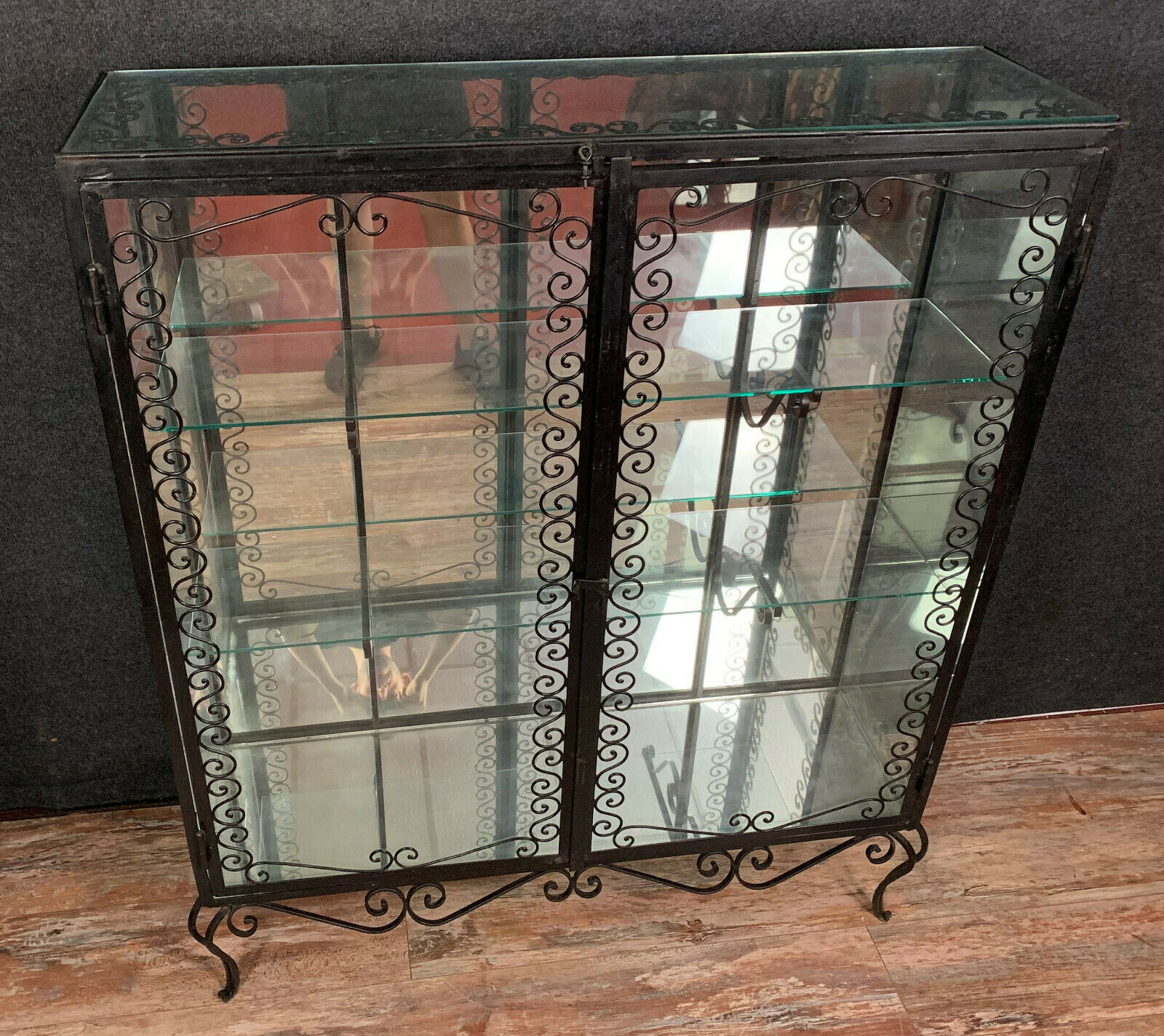 Vitrine de présentation en fer forgé à décors d’enroulements | Selency