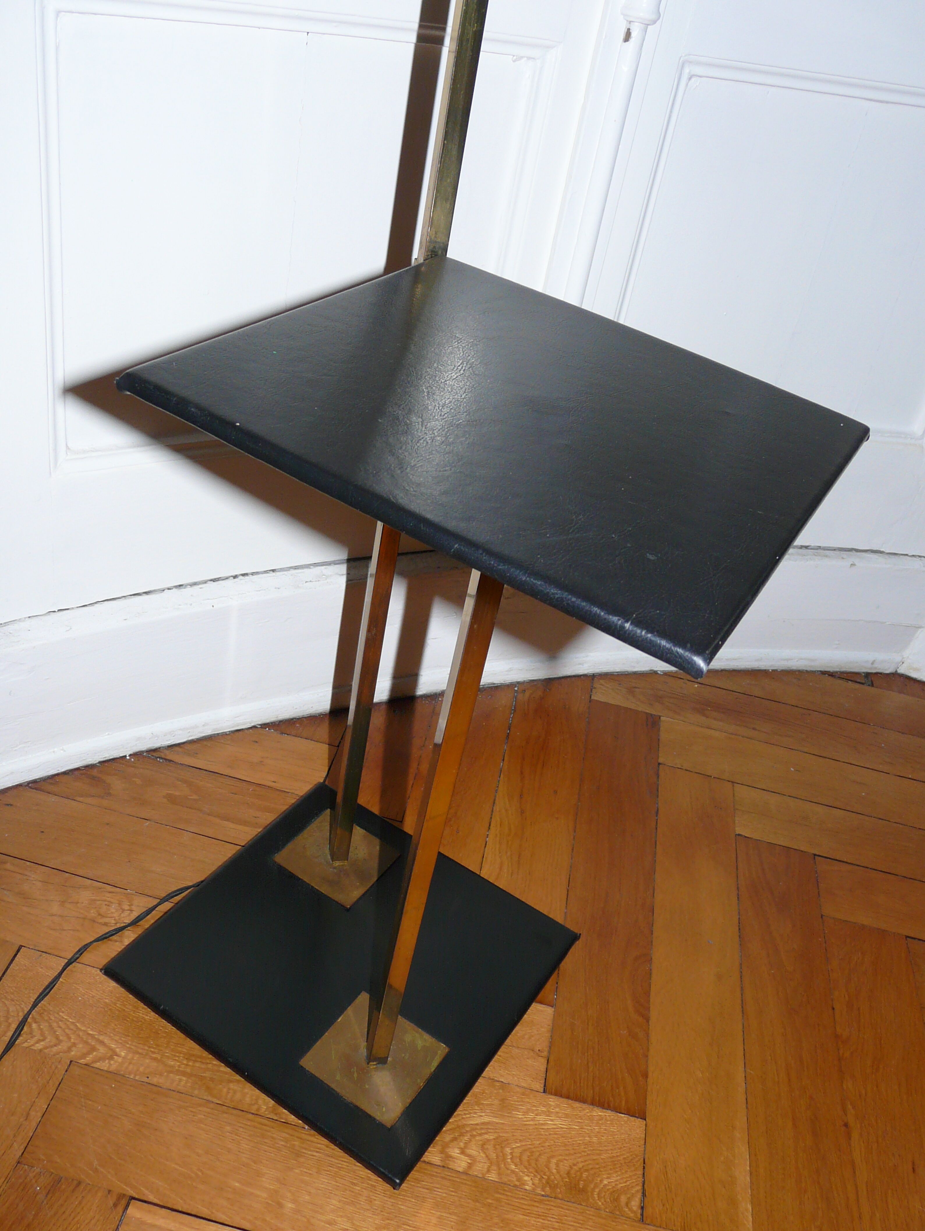 Lampadaire moderniste Arlus Laiton avec tablette années 50 | Selency