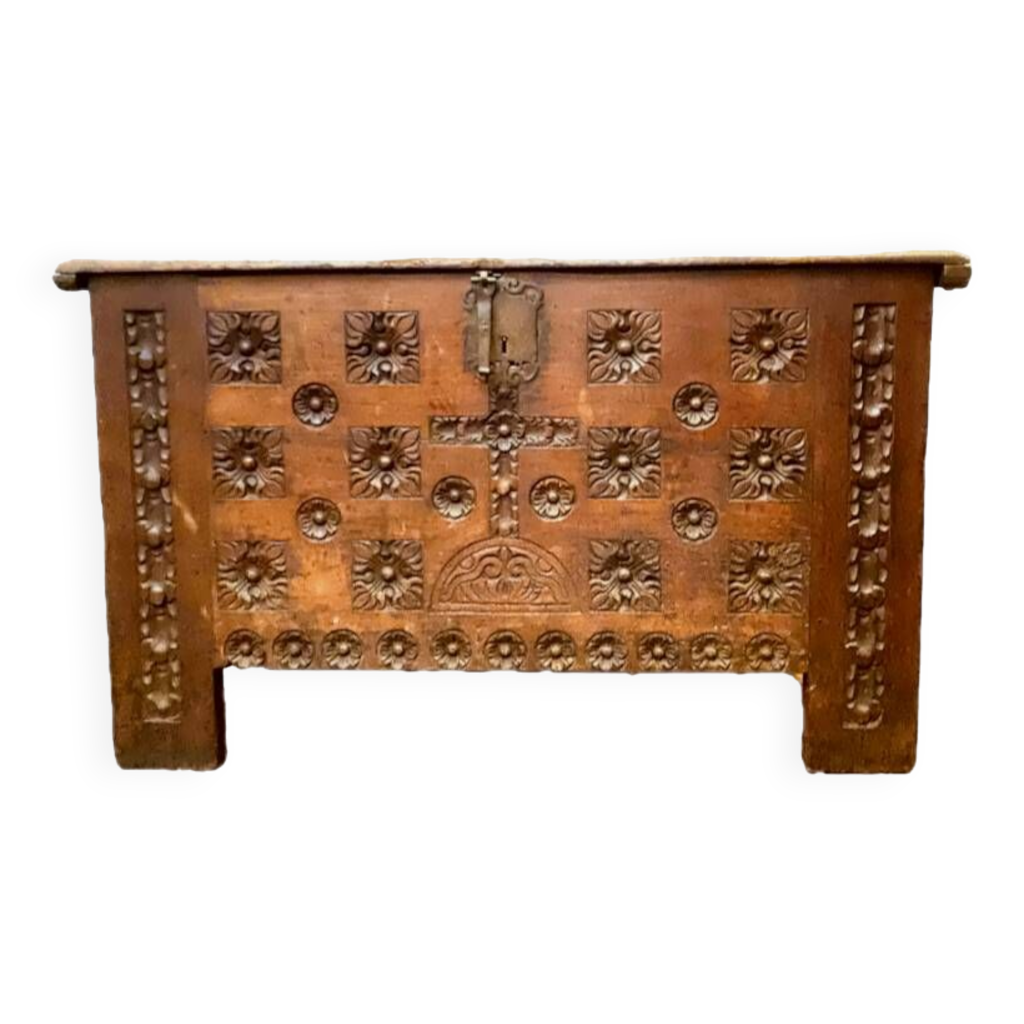 Coffre ancien de style Renaissance en chene sculpté XVIII siècle | Selency