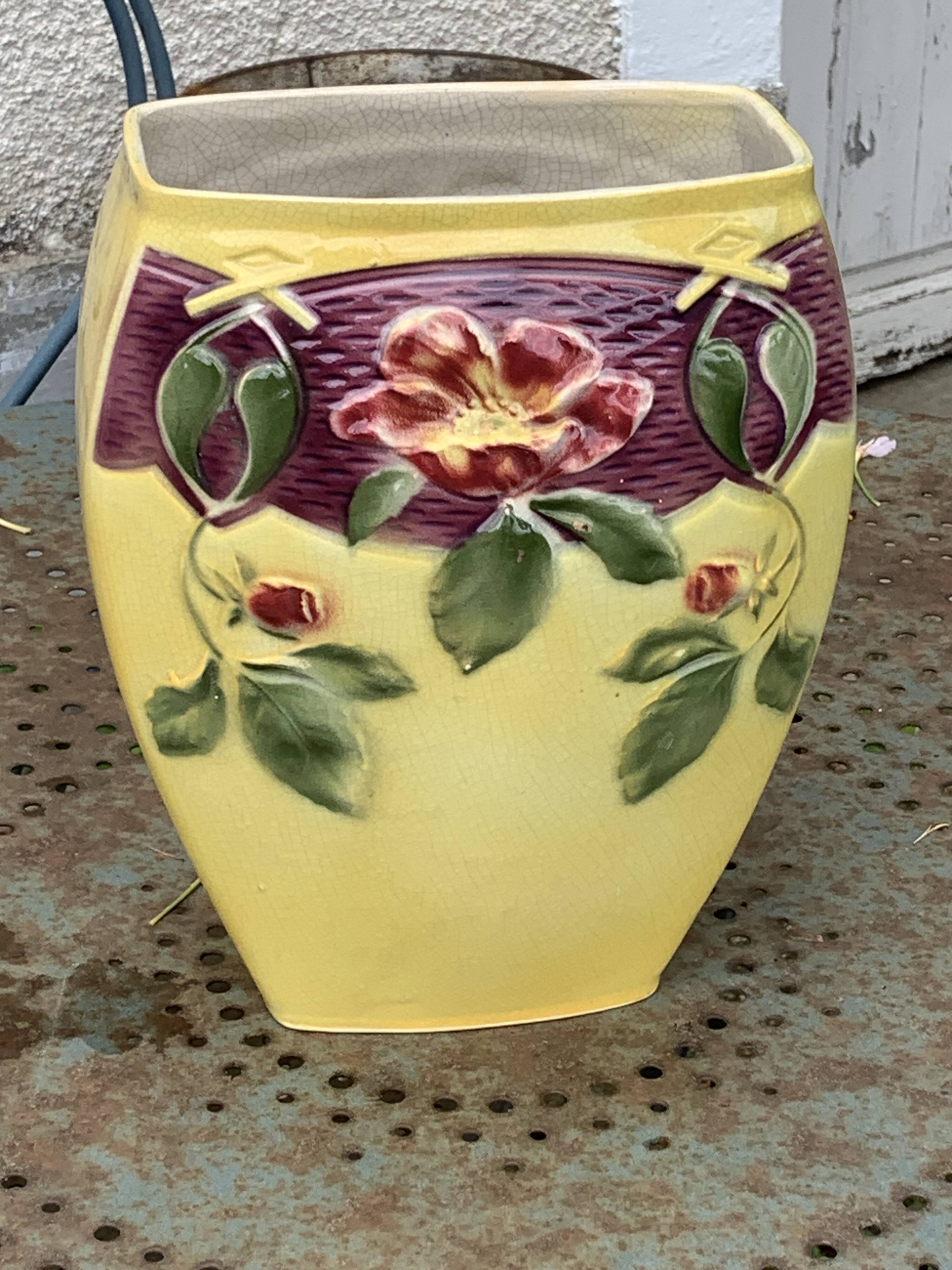 Vase en barbotine ceramique émaillée jaune, motif de fleurs roses ...