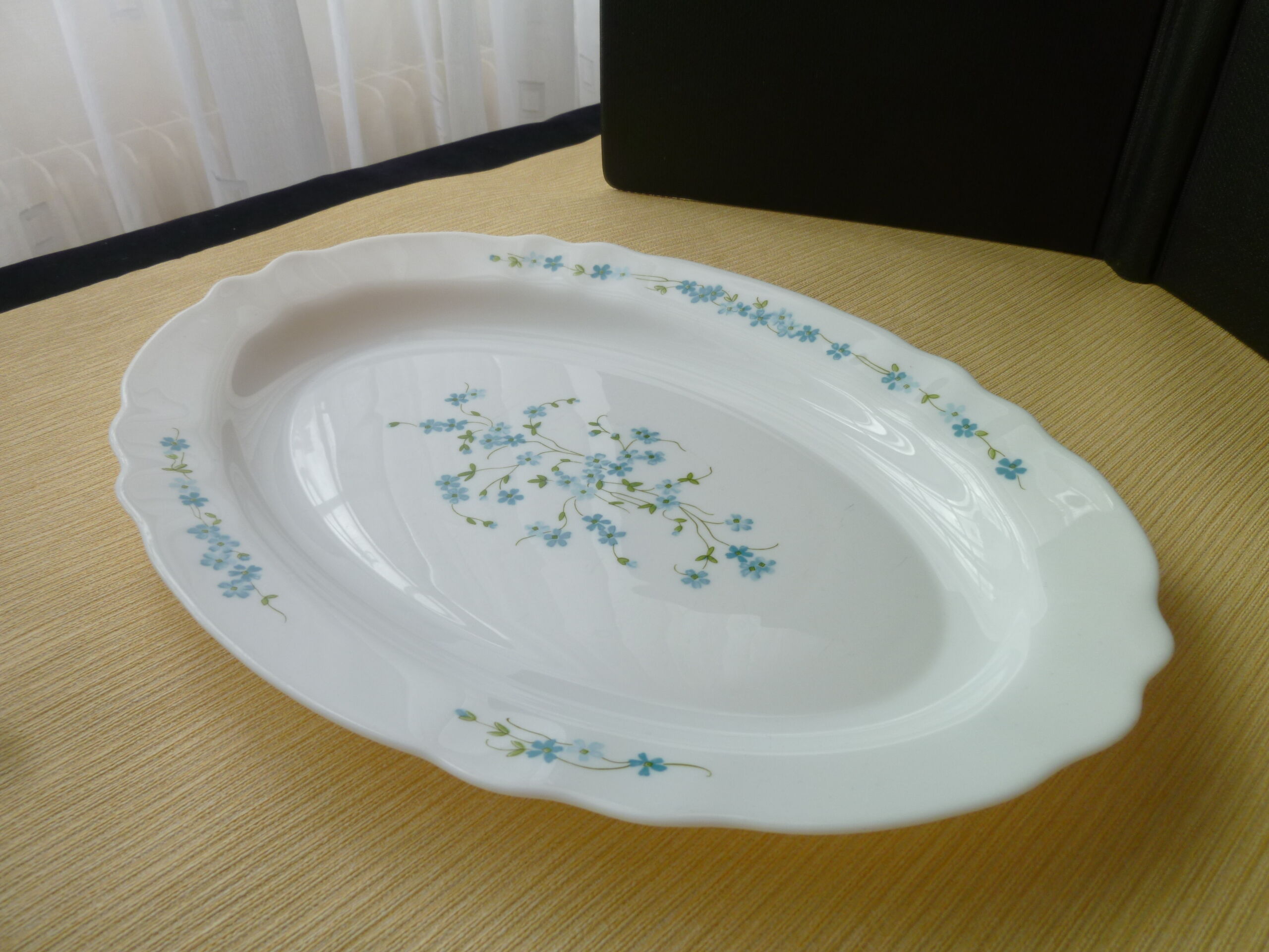 Plat vintage en Arcopal modèle véronica myosotis bleu | Selency